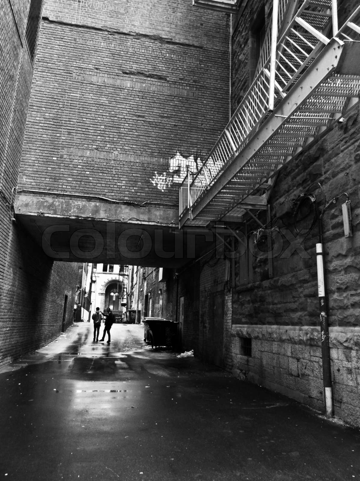 Une ruelle sombre, deux personnes s'y aventurent...et clic...soudain le ...