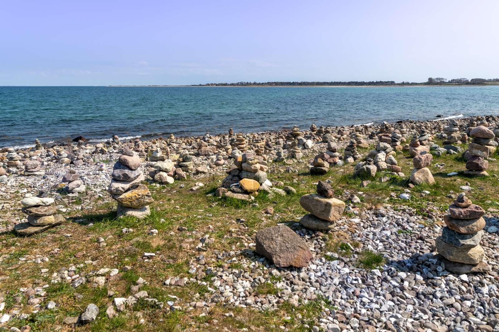 Stablede sten på stranden, små varder. | Stock foto | Colourbox