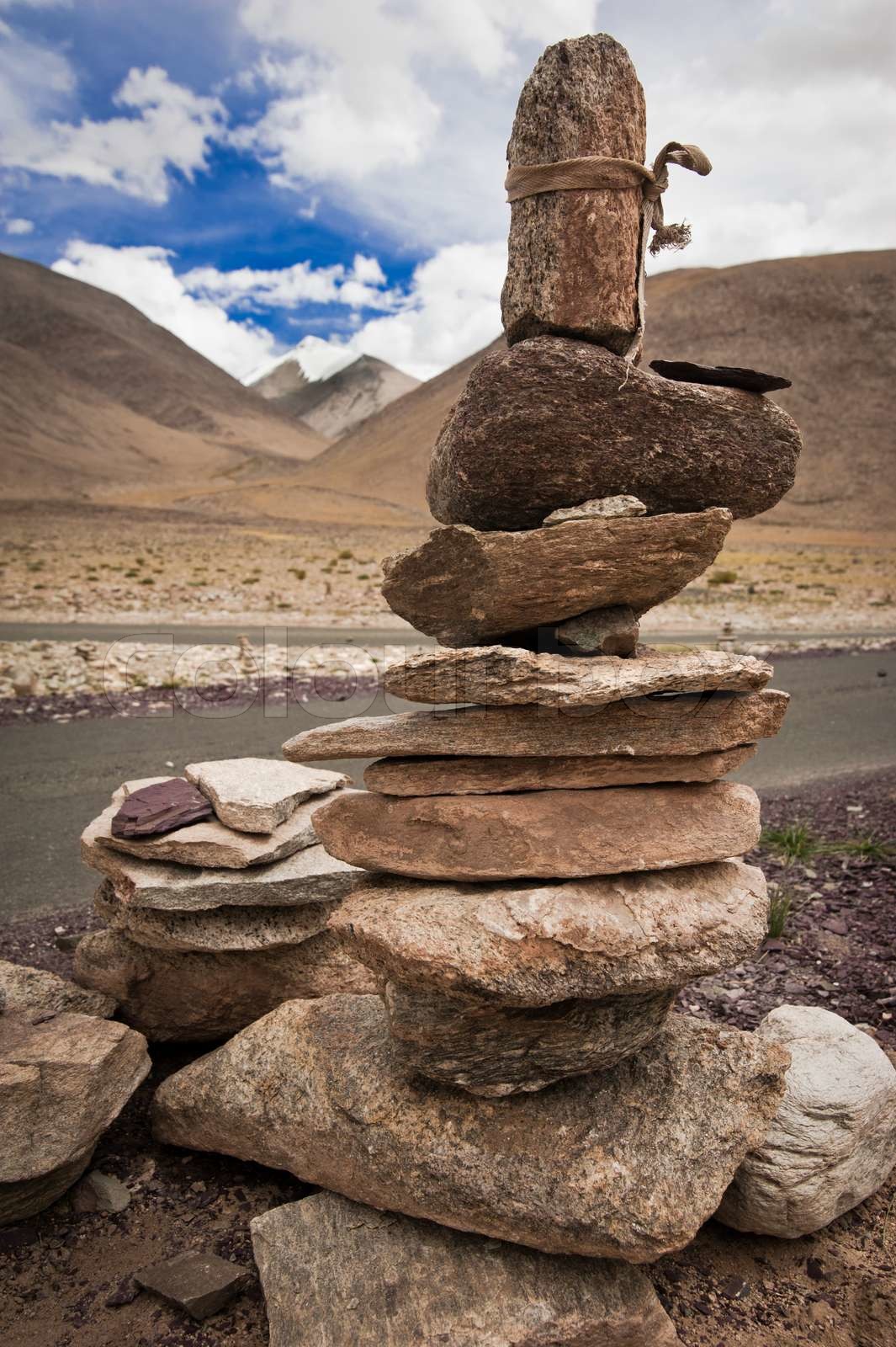 Highland Road Pass im Himalaya-Gebirge mit Stein pyramid Indien, Ladakh ...