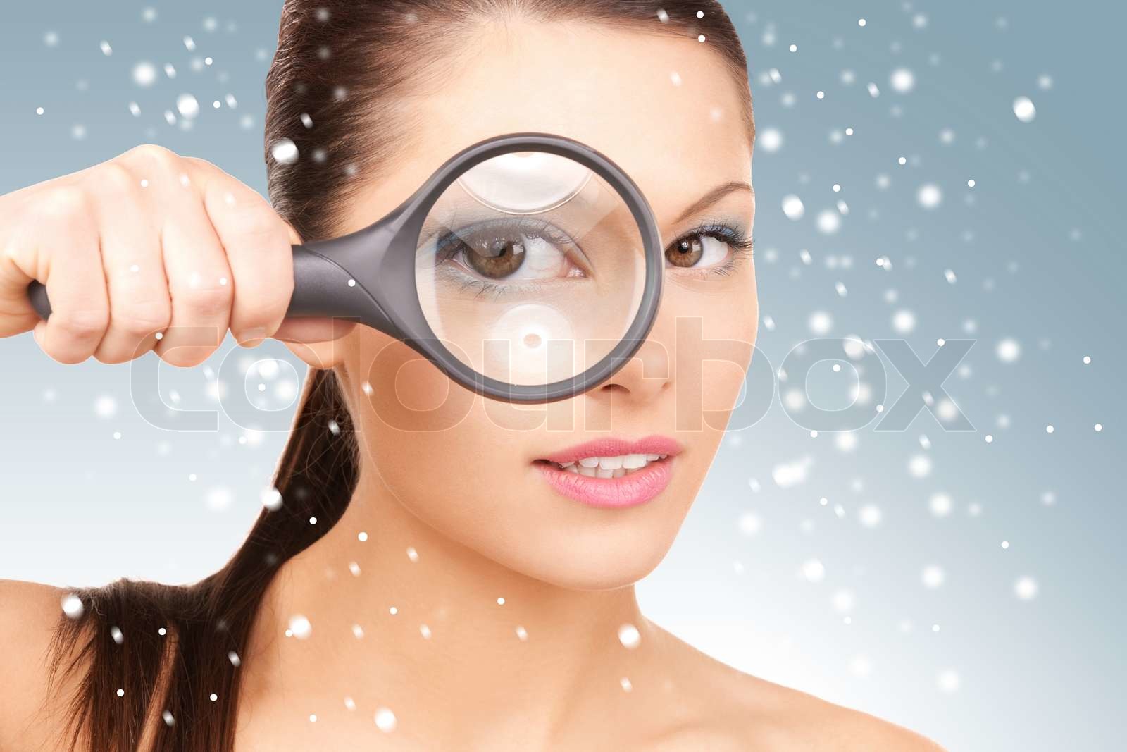 Frau mit Lupe | Stock Bild | Colourbox