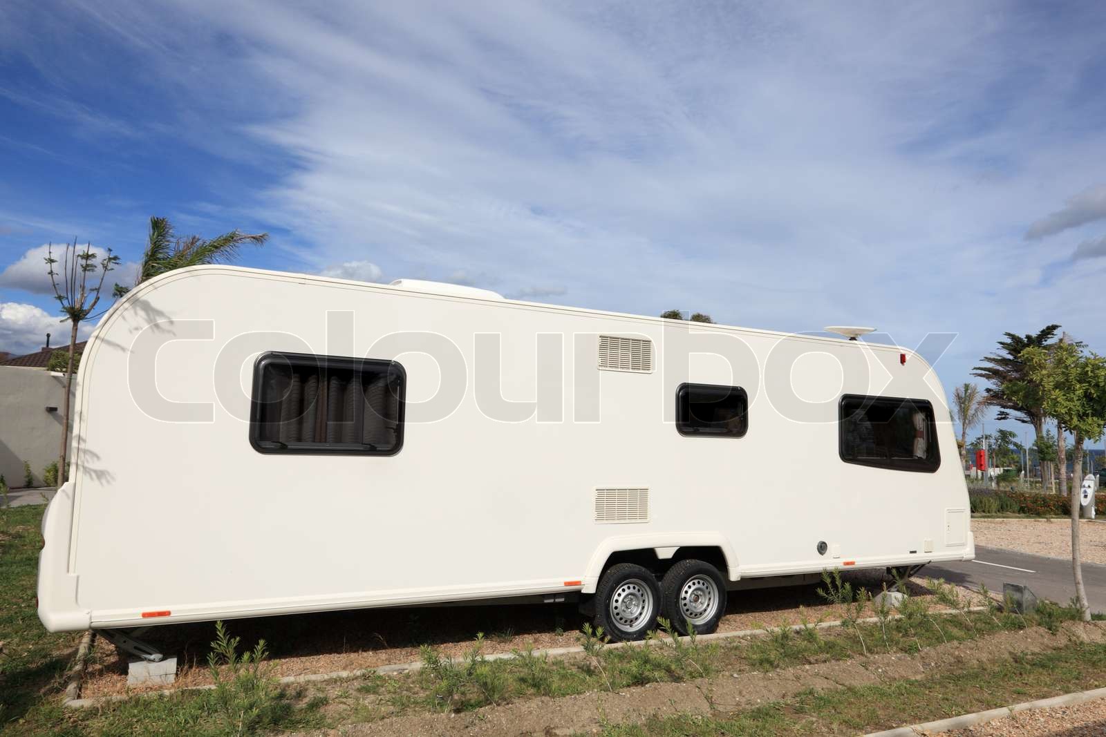 Big Wohnwagen auf einem Campingplatz | Stock Bild | Colourbox