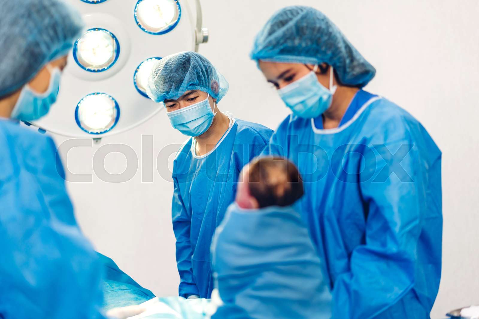 Professional anesthesiologist doctor medical team and assistant is ...