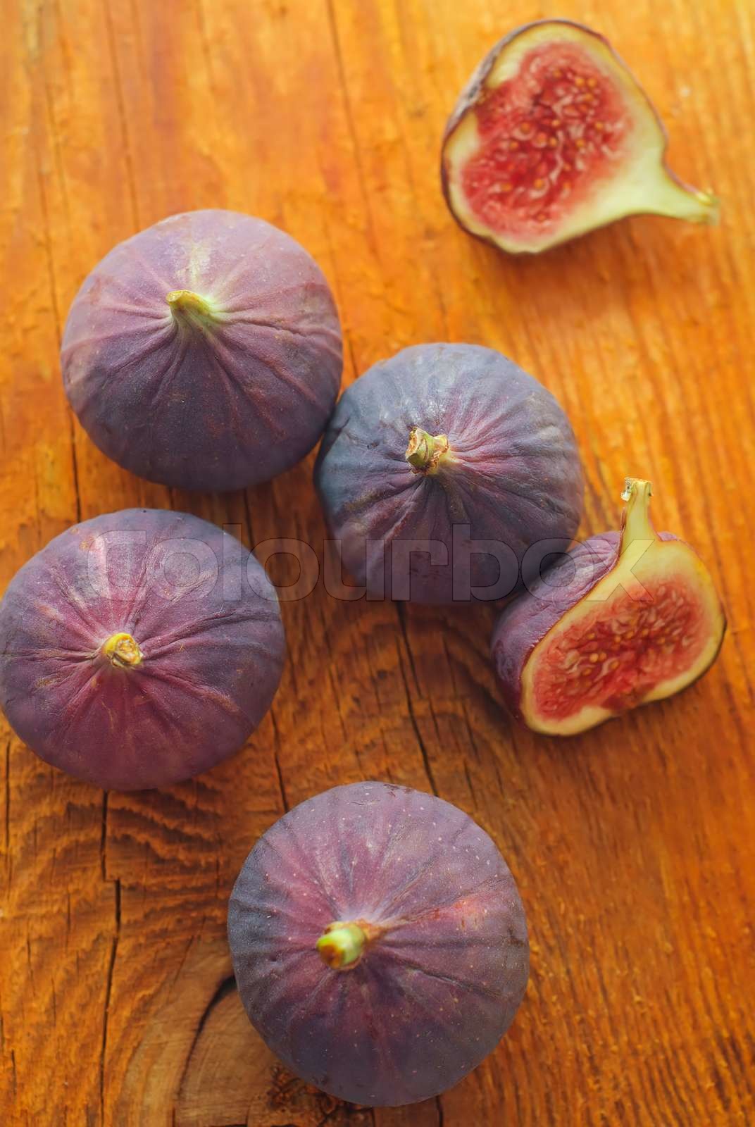 Den figen på den træplade , frisk figen | Stock foto | Colourbox
