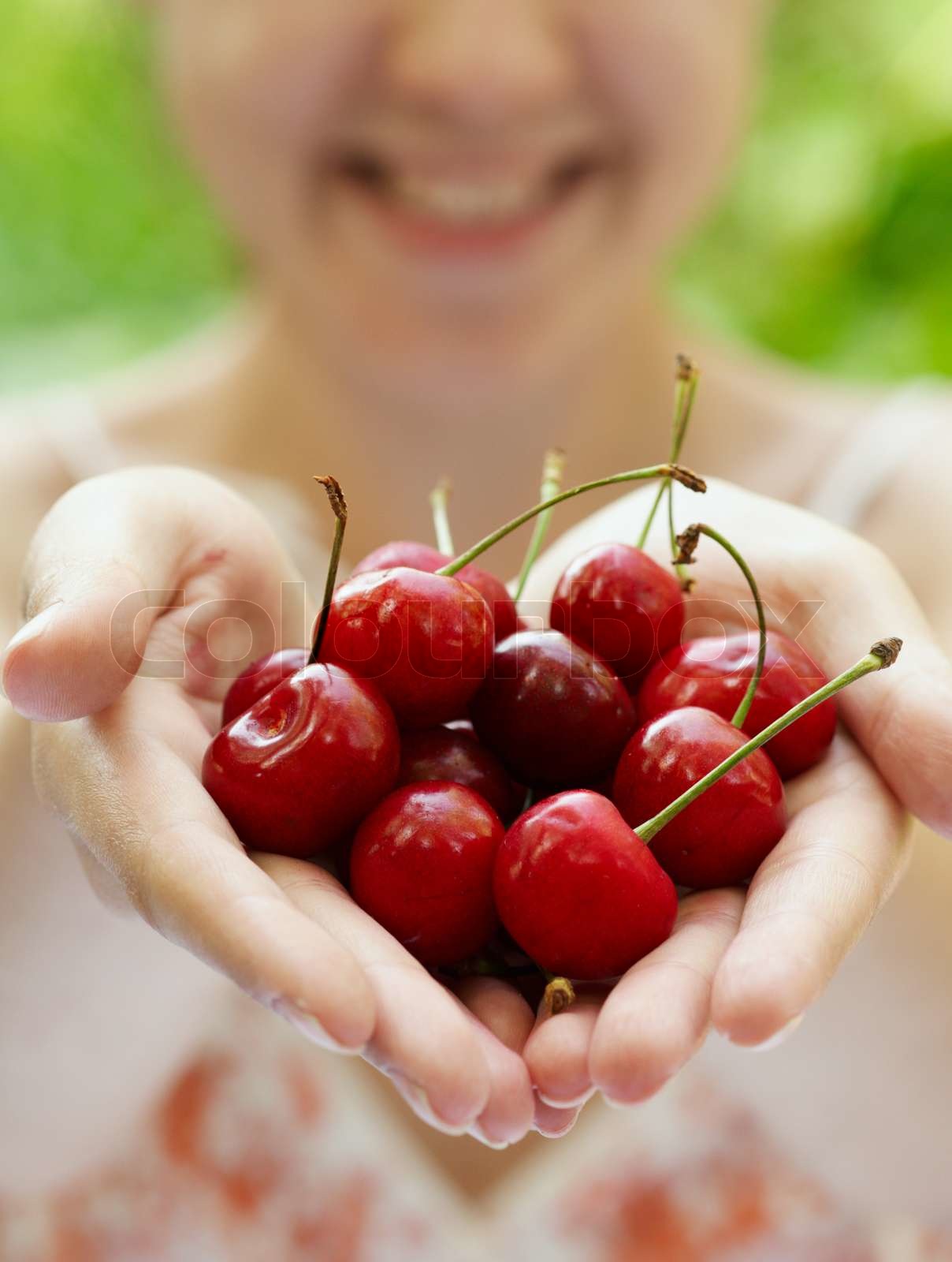 Smiling Mädchen mit einer Handvoll der roten Kirschen | Stock Bild ...