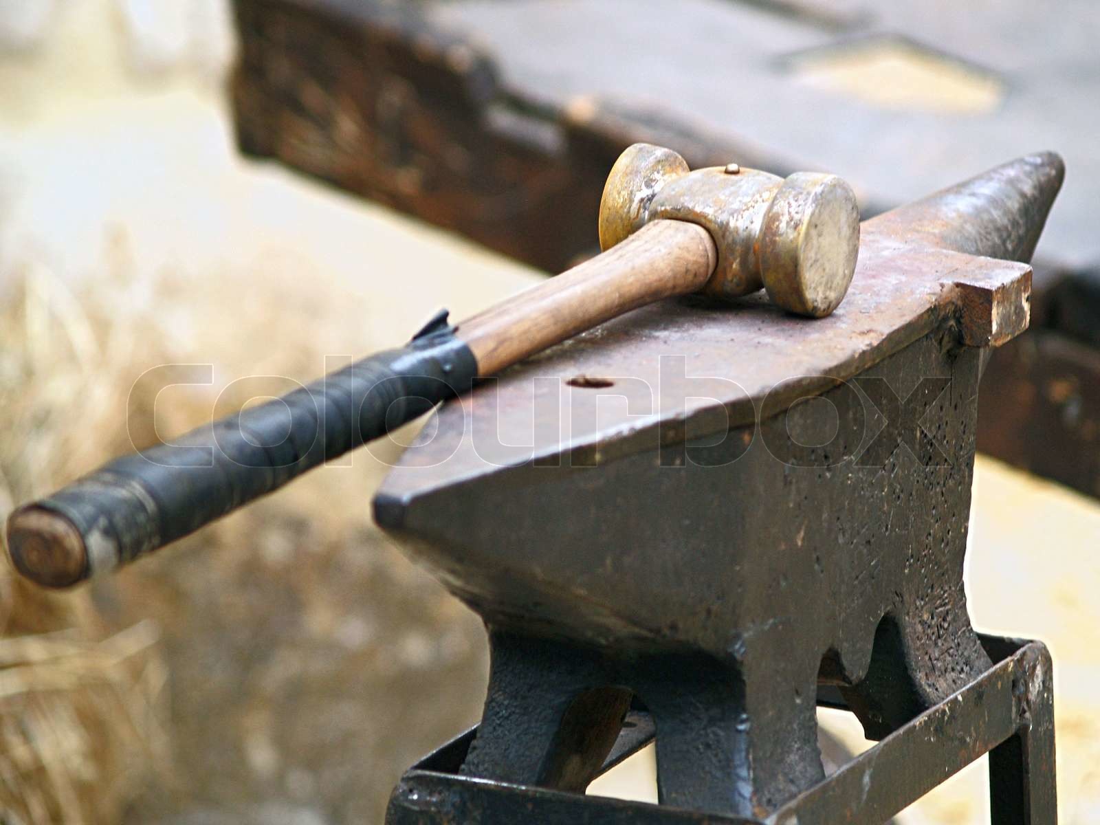 Hammer und Amboss | Stock Bild | Colourbox