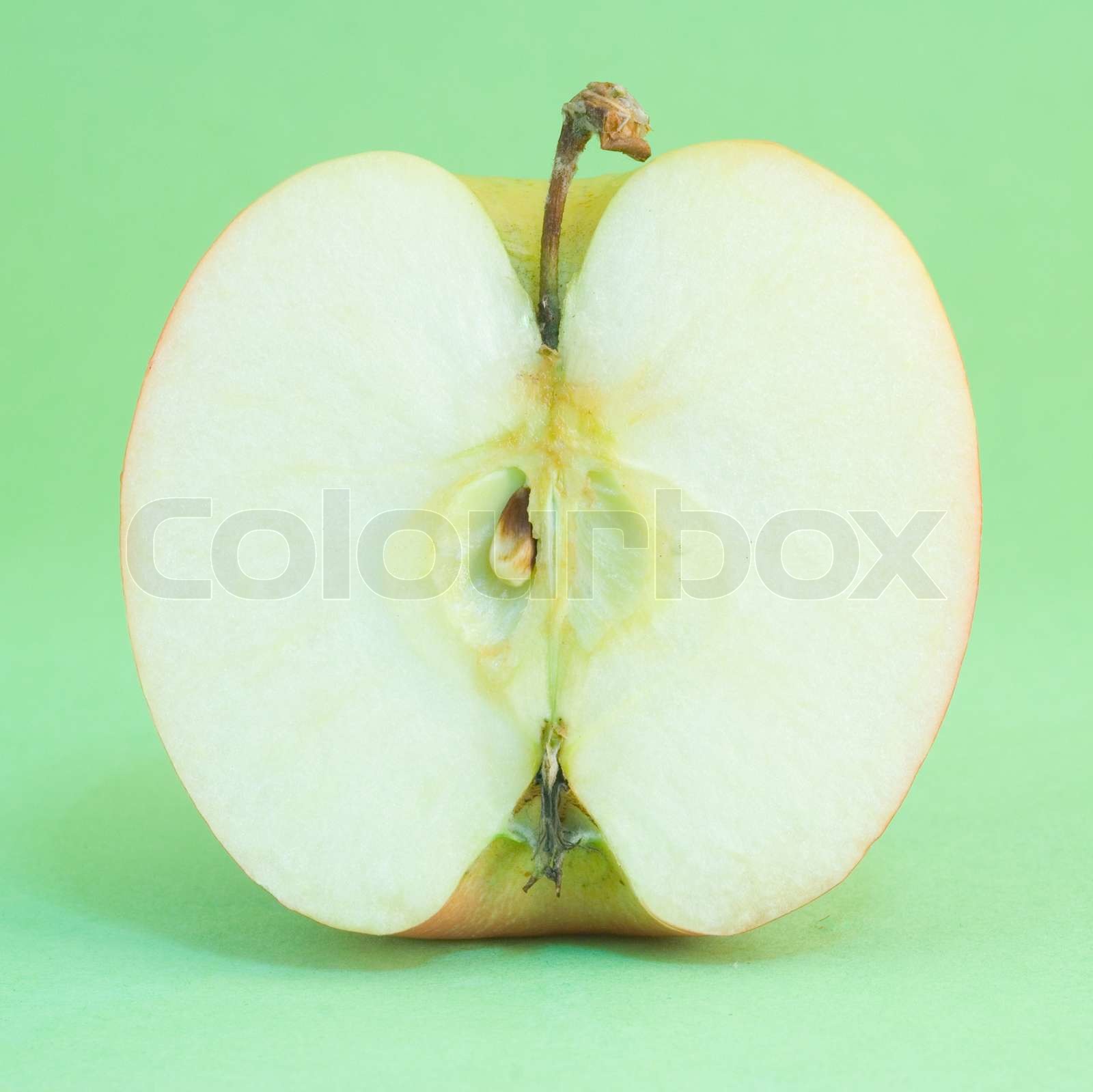 Abschnitt Apfel isoliert auf den Hintergrund | Stock Bild | Colourbox