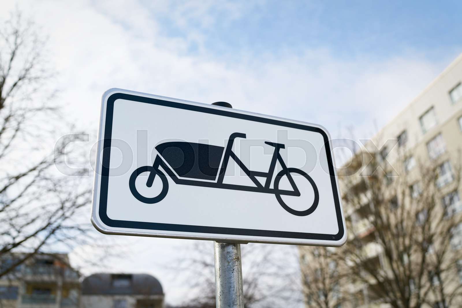 Schild als Hinweis für einen Parkplatz für ein Lastenrad in Magdeburg ...