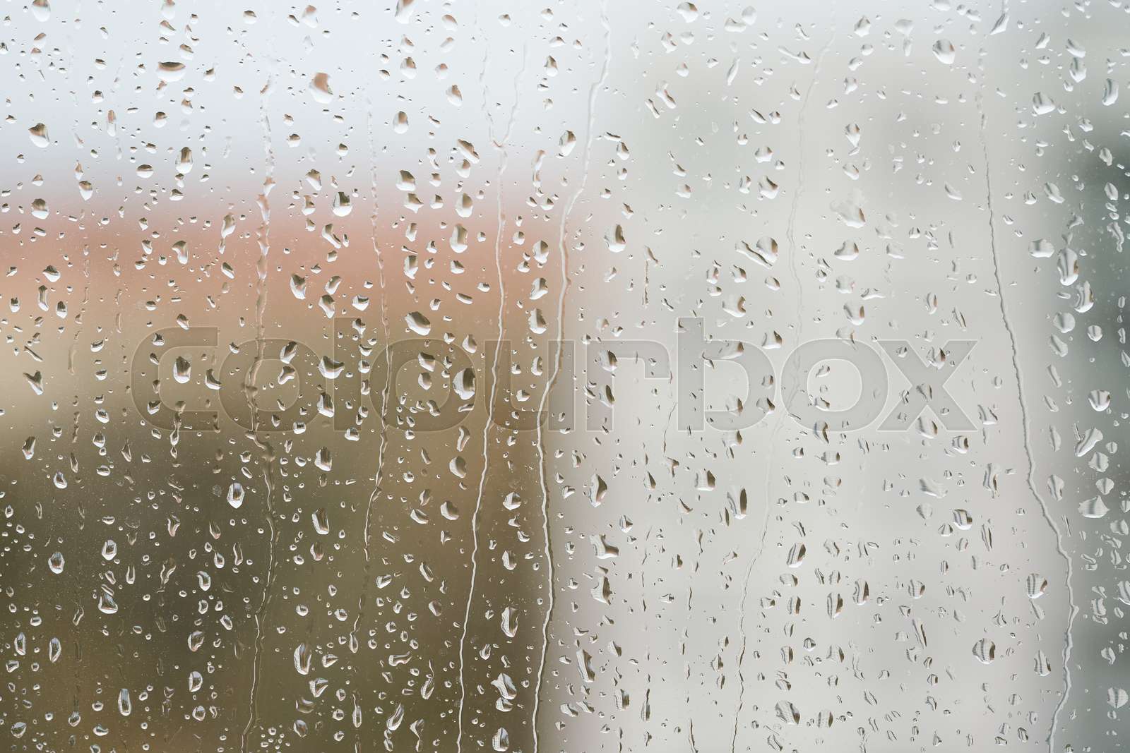 Regentropfen bei Regenwetter an der Fensterscheibe eines Hauses | Stock ...