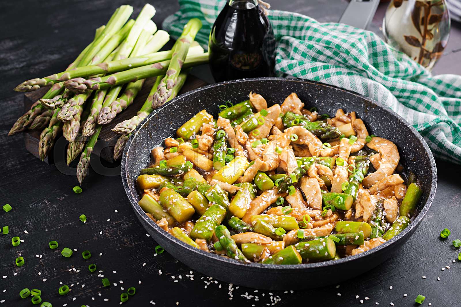 huhn, gericht, wok | Stock Bild | Colourbox