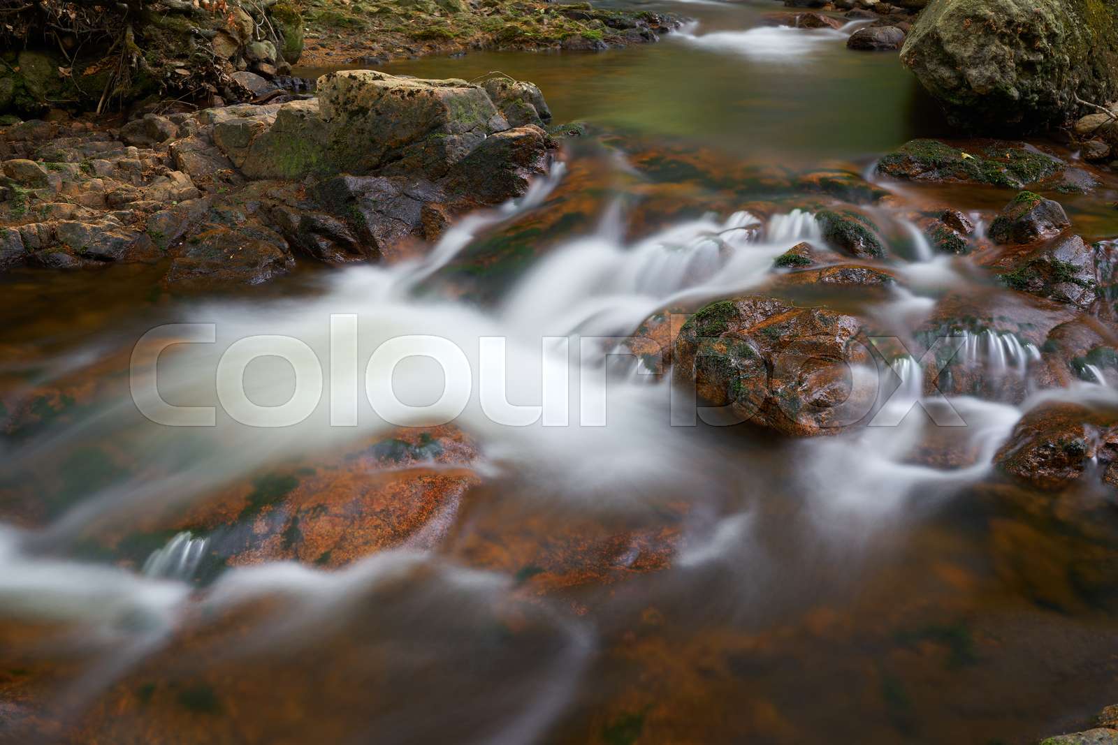 der romantische Fluss Ilse bei Ilsenburg am Fuße des Brocken im ...