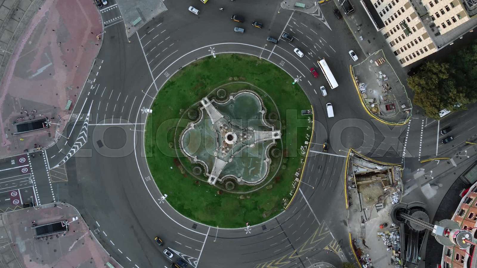 Aerial shot of roundabout car traffic on Spain Square in Barcelona ...