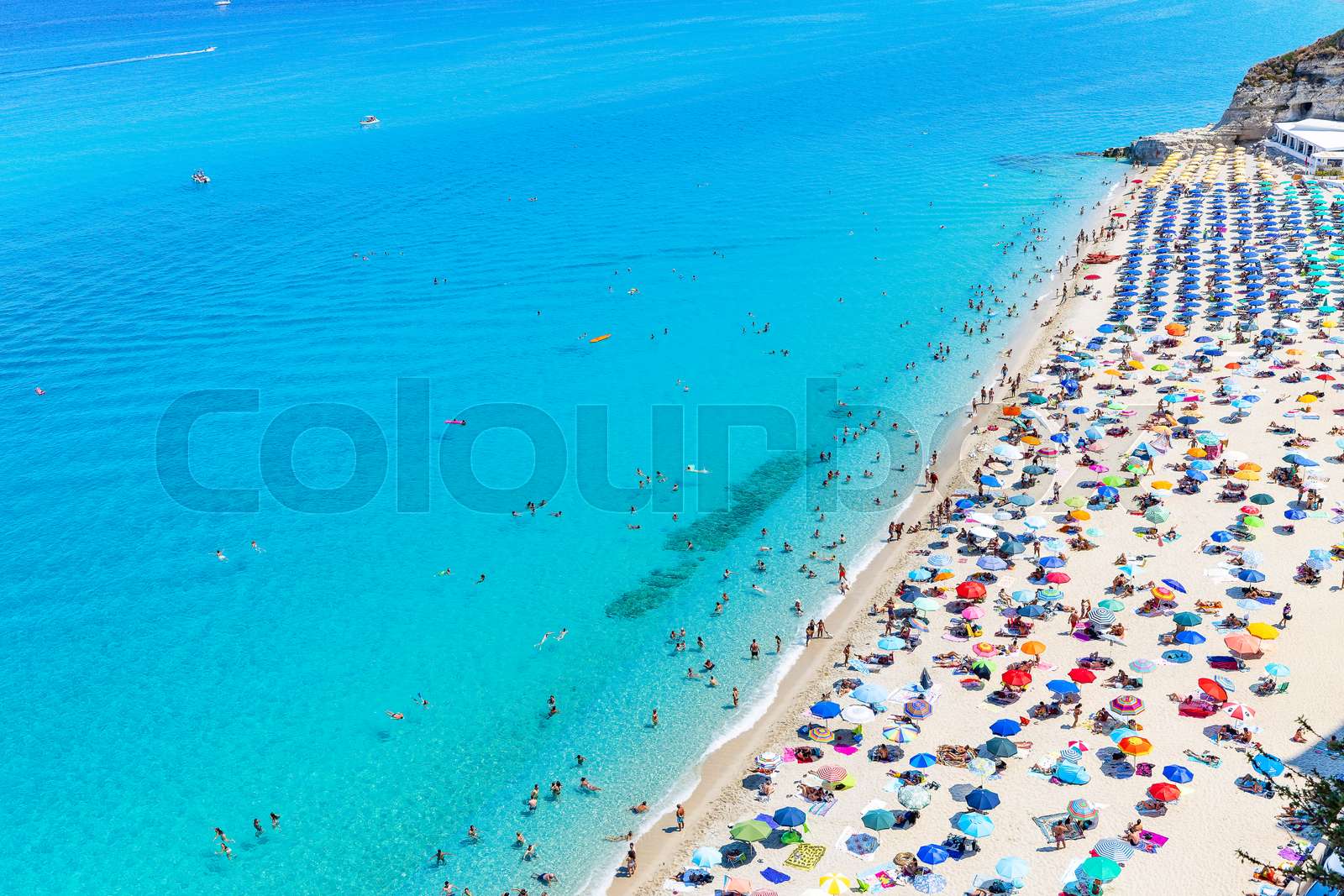 Strand von der mittelalterlichen Stadt Tropea in Kalabrien an der Küste ...