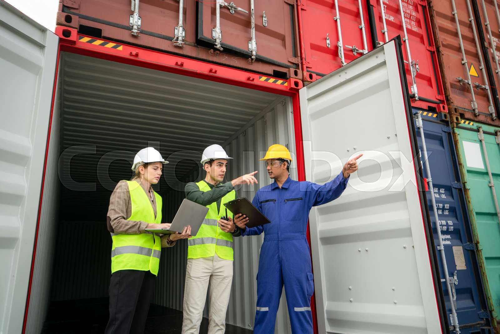 Customer service staff explain about container spec to his customer ...