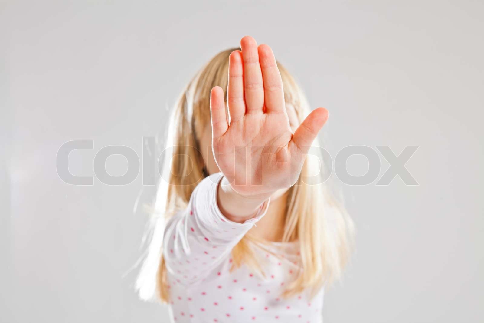 Junges Mädchen showing stop Handzeichen | Stock Bild | Colourbox