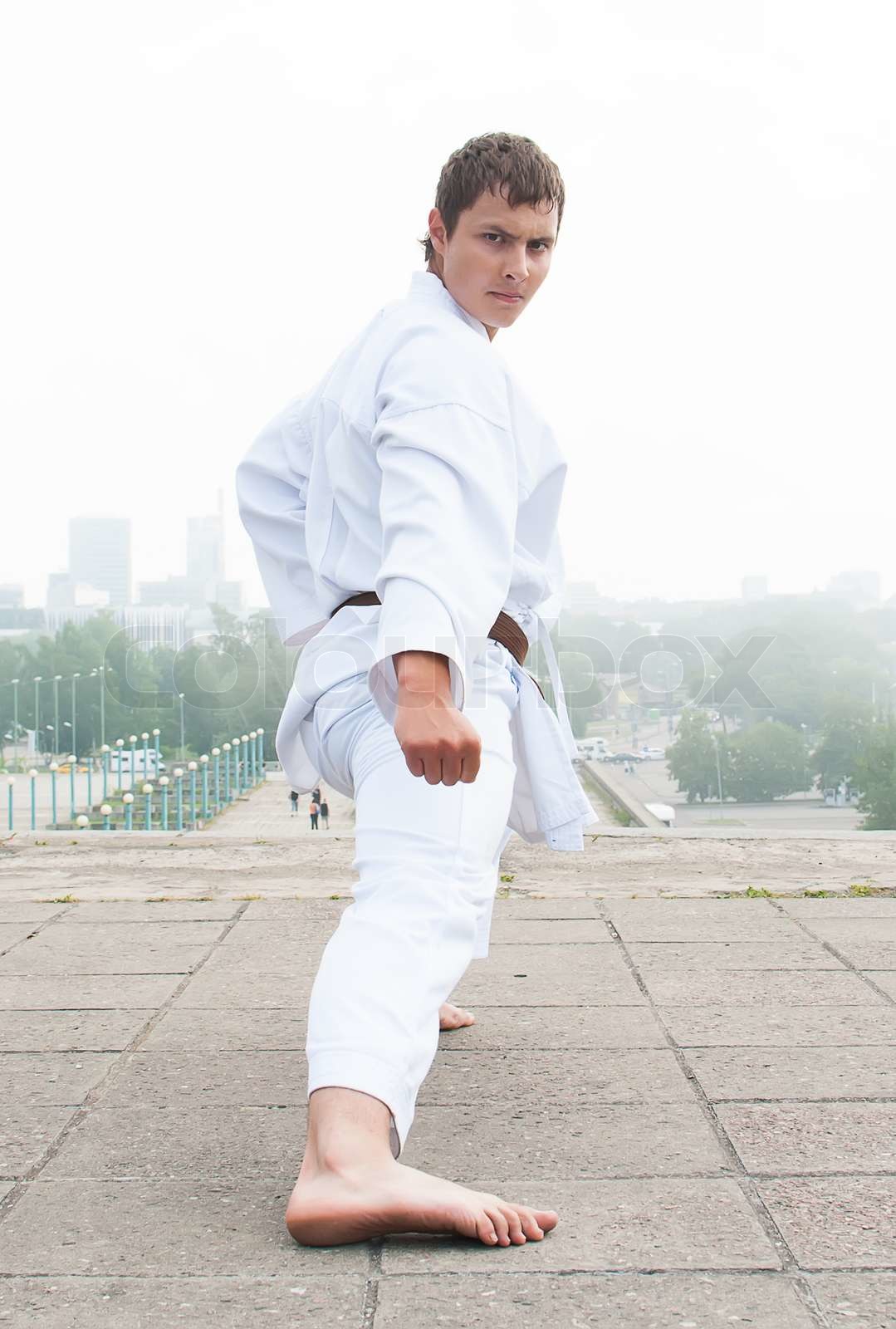 Unge karate mester gøre motion n morgen på byens baggrund | Stock foto ...