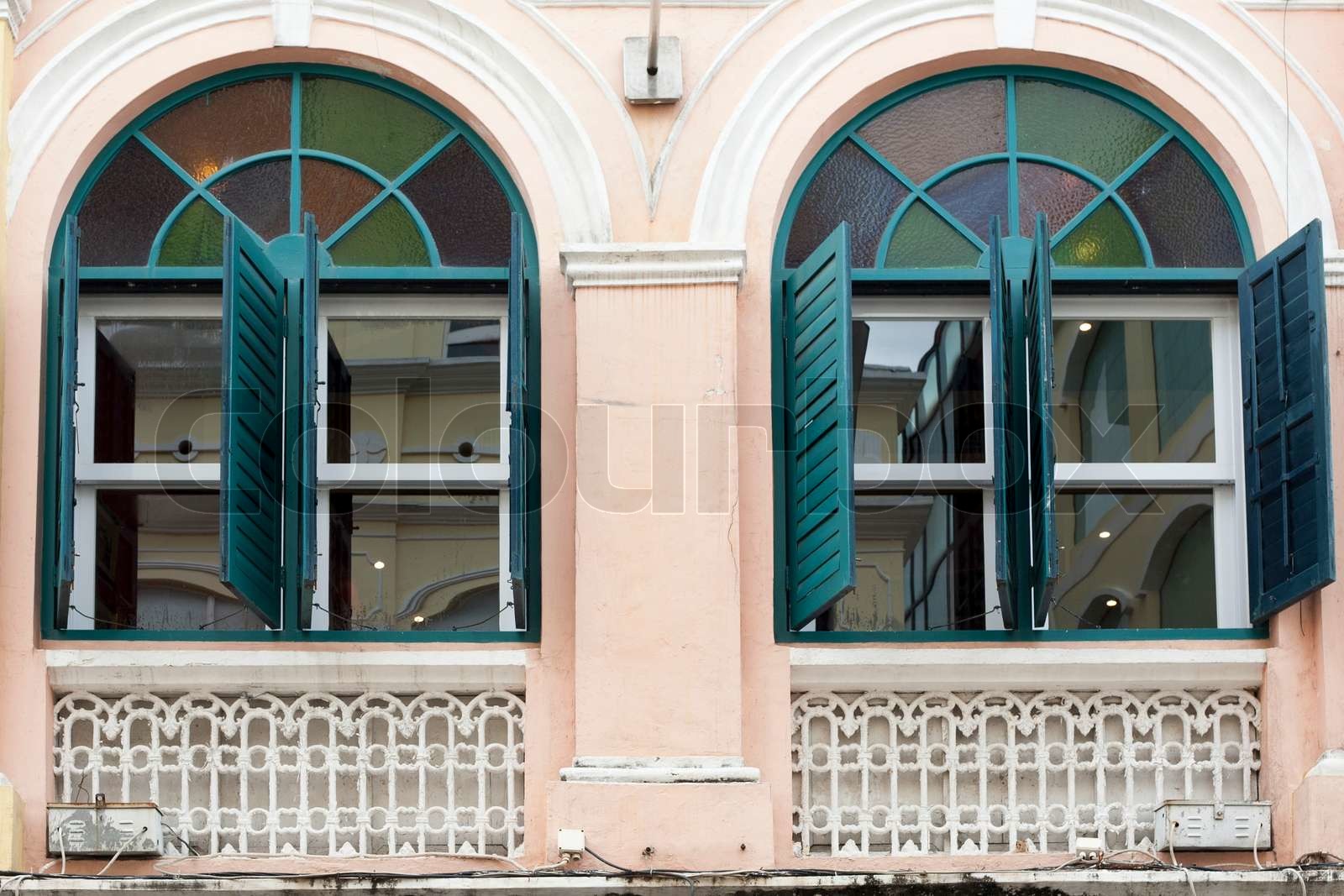 det åbnede grønne vindue på den gule mur | Stock foto | Colourbox