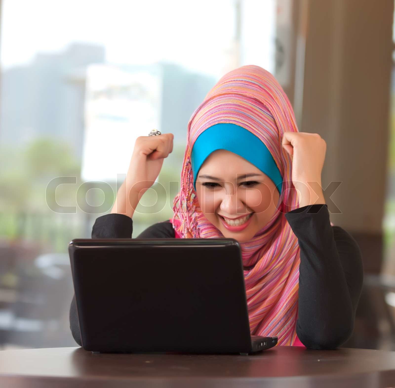 Erfolgreiche Ausdruck der junge muslimische Frauen | Stock Bild | Colourbox