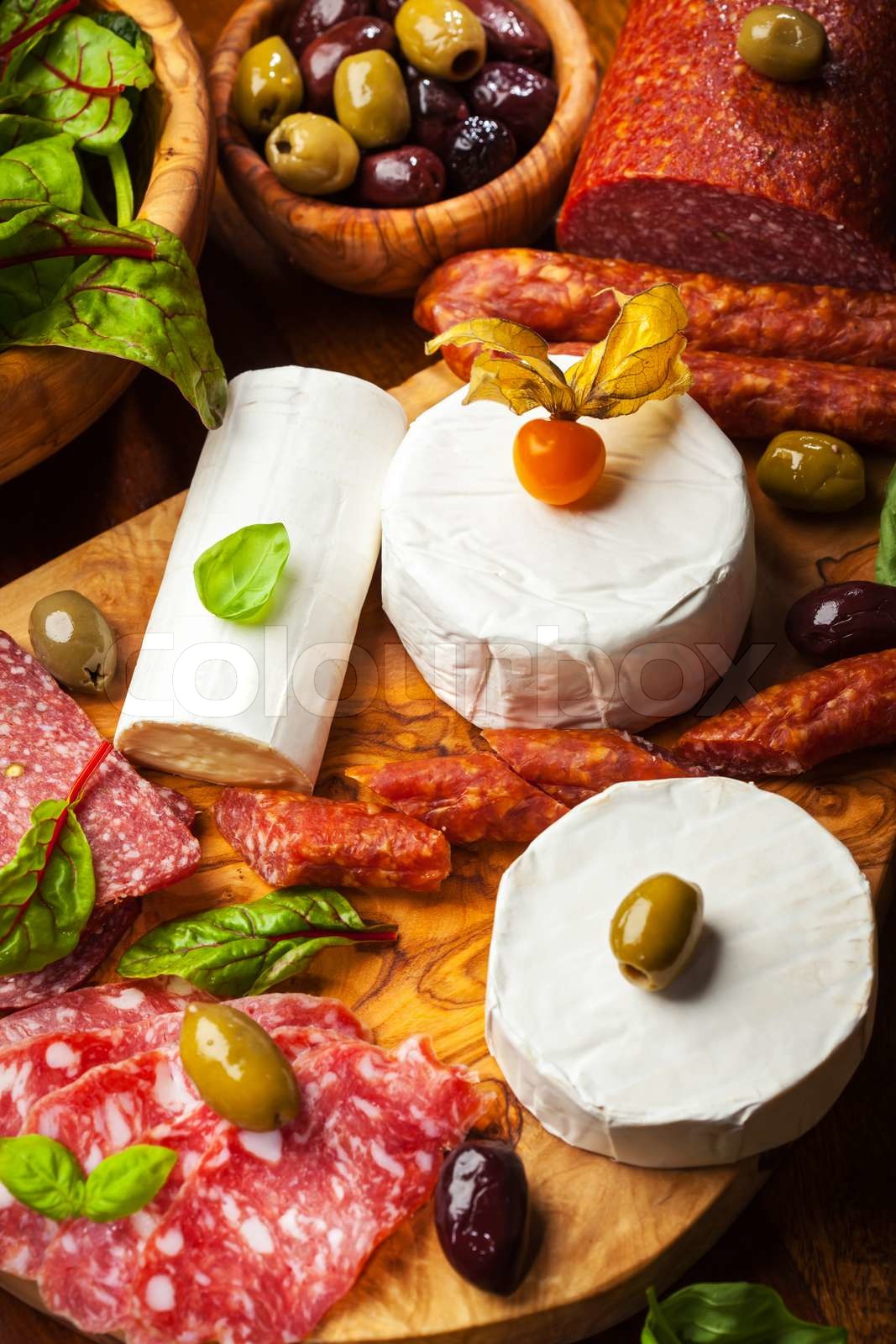 Antipasto Catering Teller mit verschiedenen Fleisch-und Käseprodukte ...