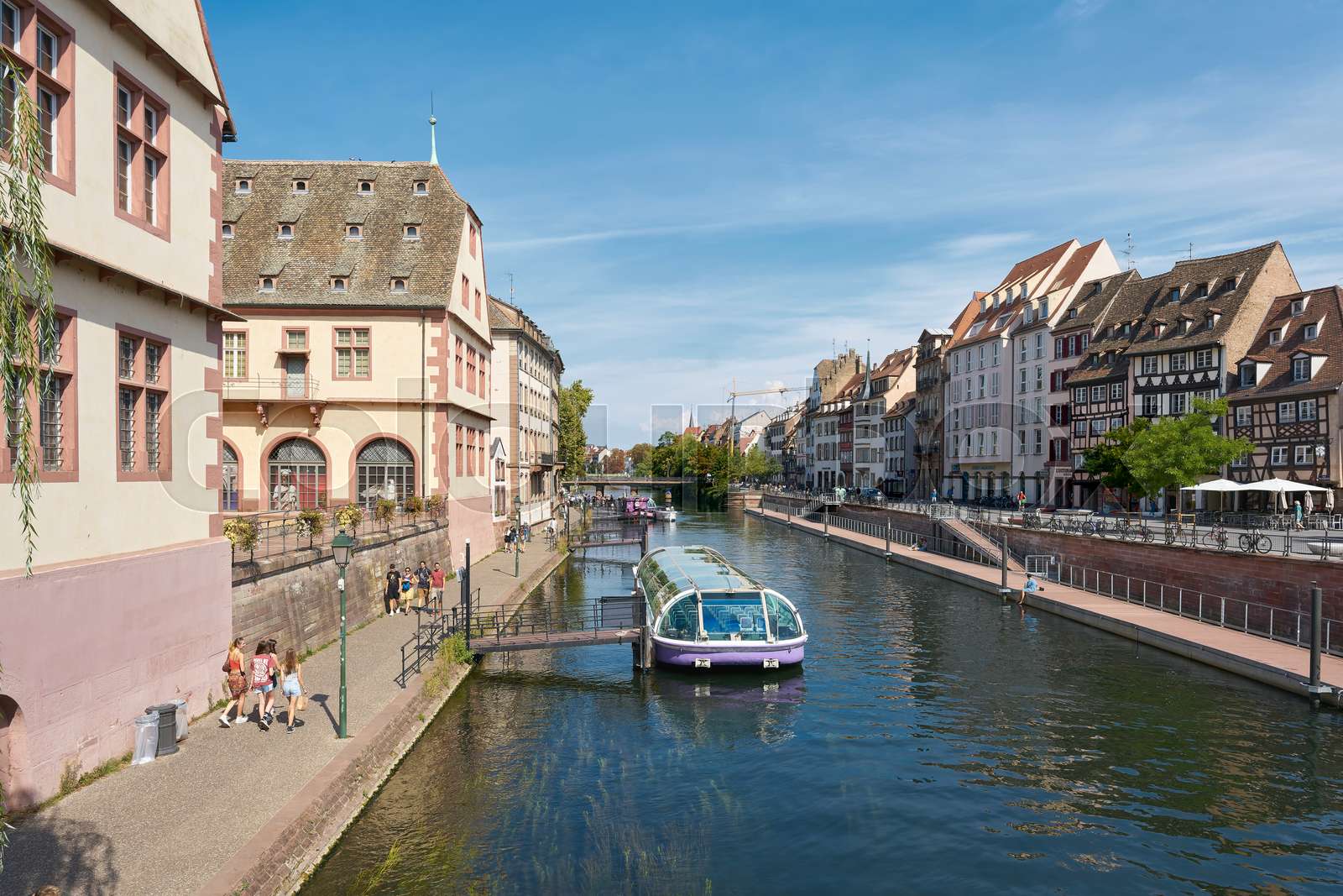 Altstadt von Straßburg in Frankreich mit einer Anlegestelle für ...