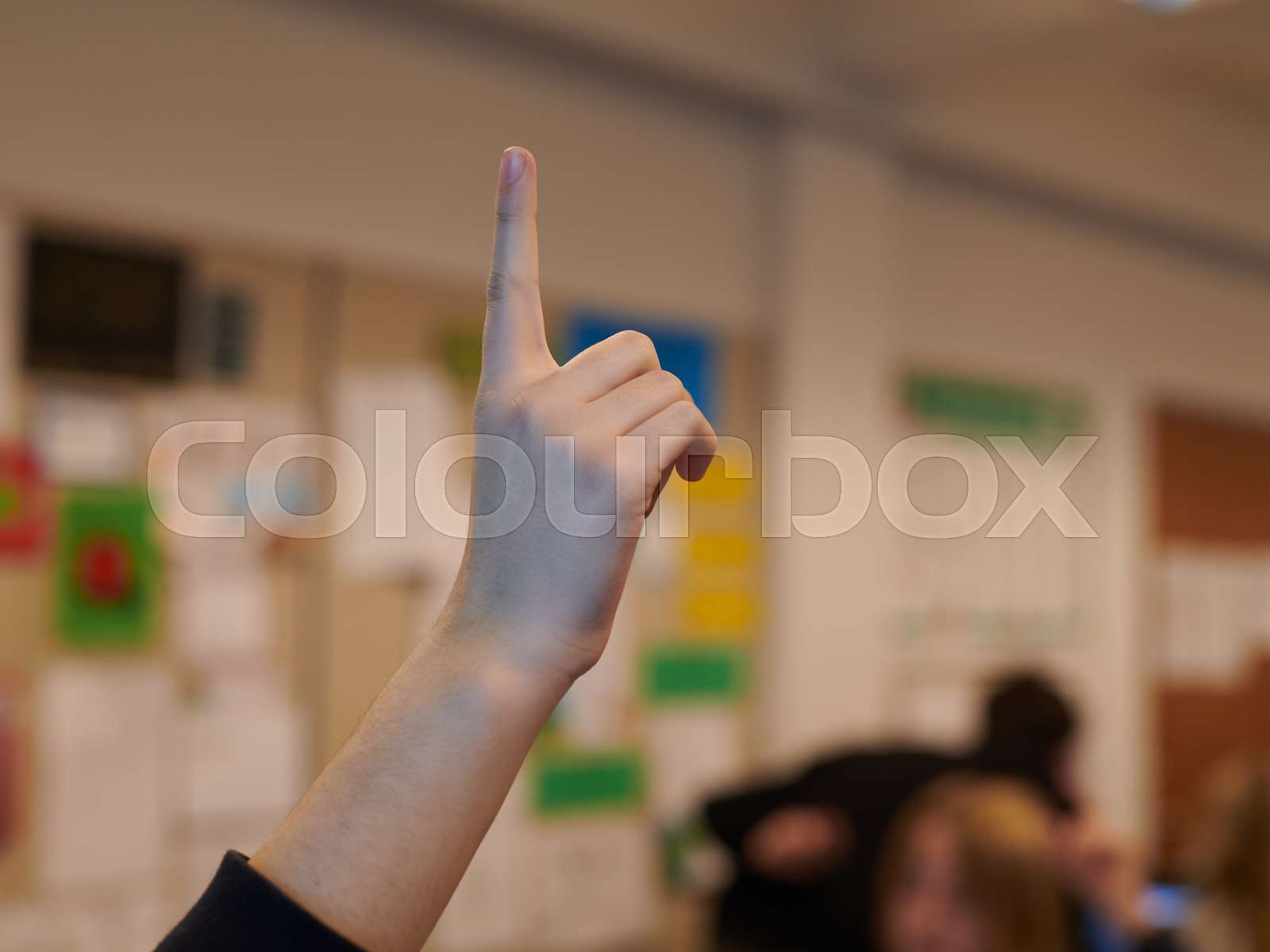 Barn rækker hånden op i skole, uddannelse, læring, klasse, barndom ...