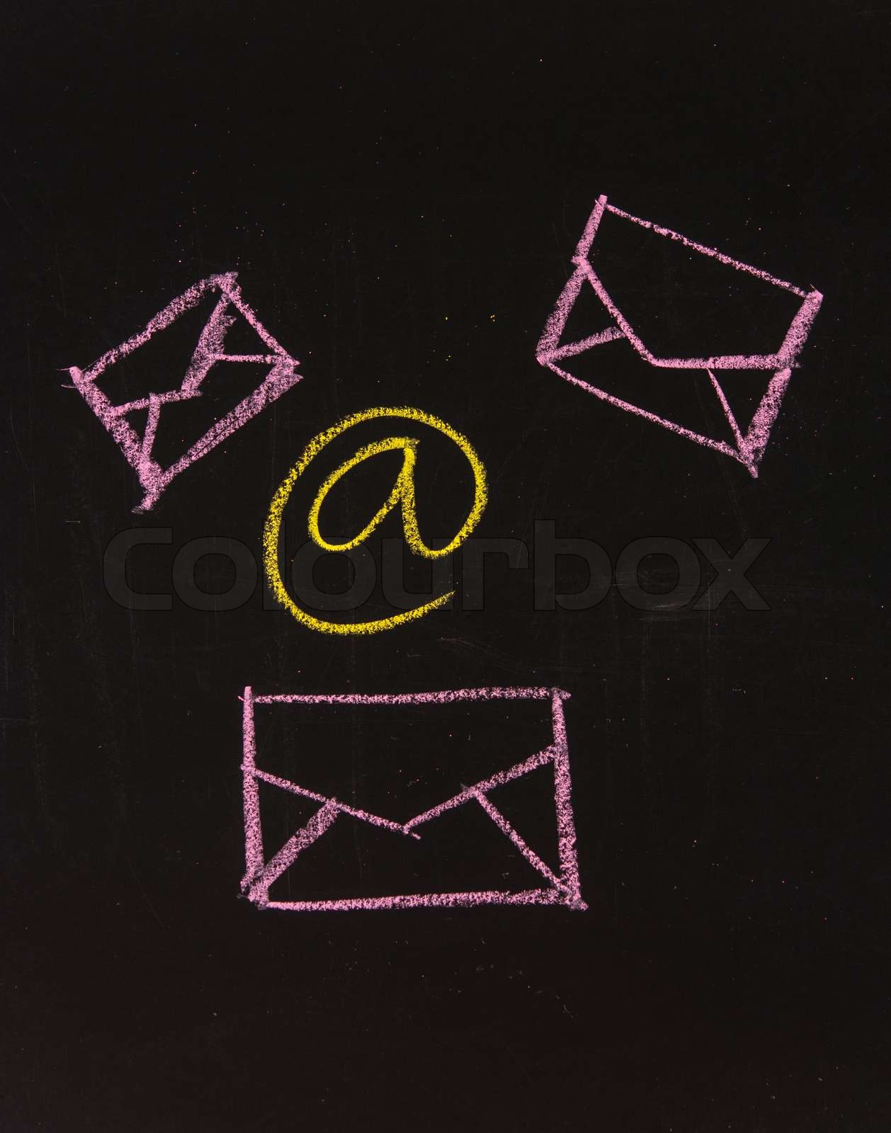 Chalk tegning af e-mail- symboler på en tavle | Stock foto | Colourbox