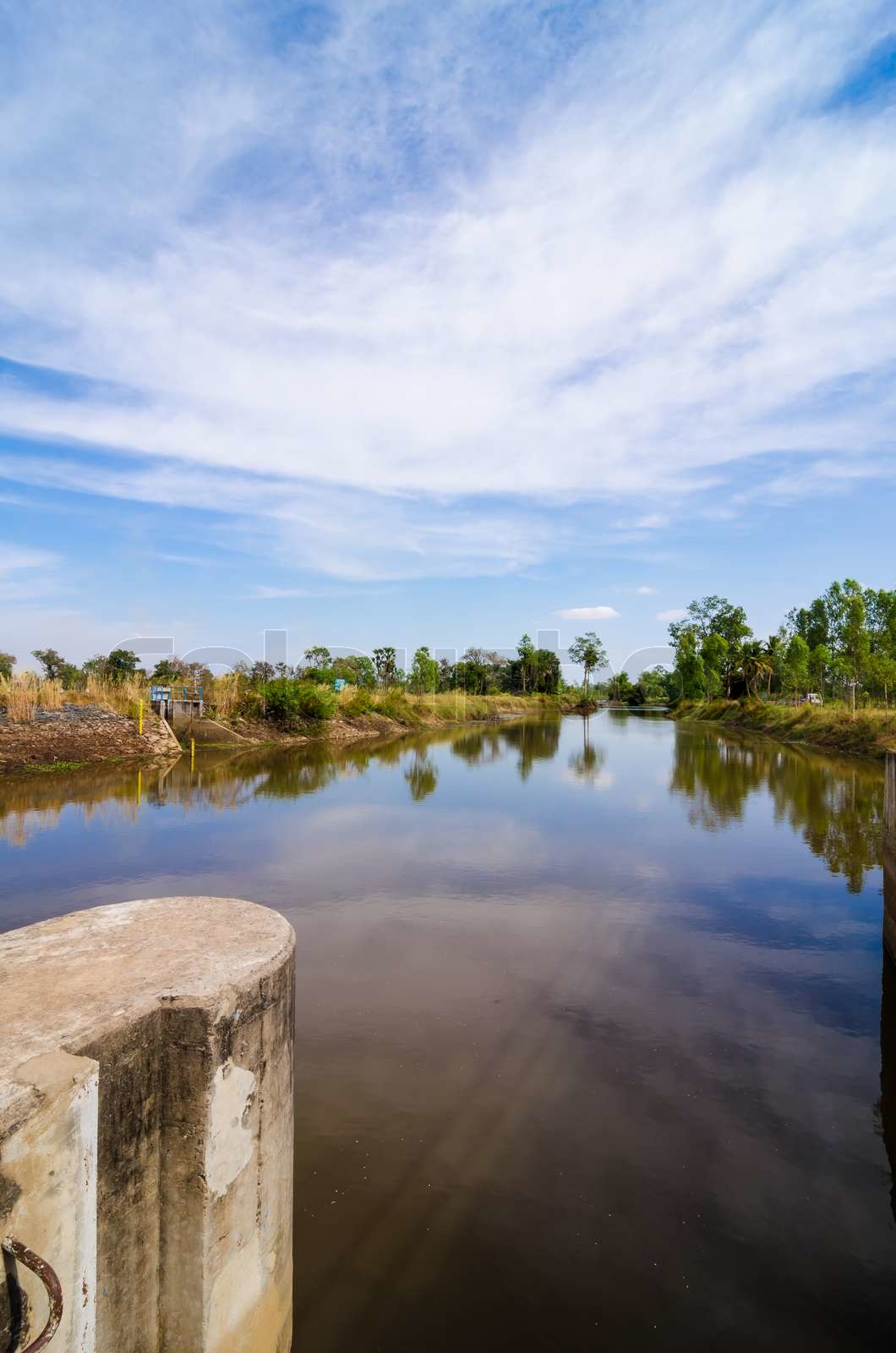 River og blå overskyet himmel | Stock foto | Colourbox
