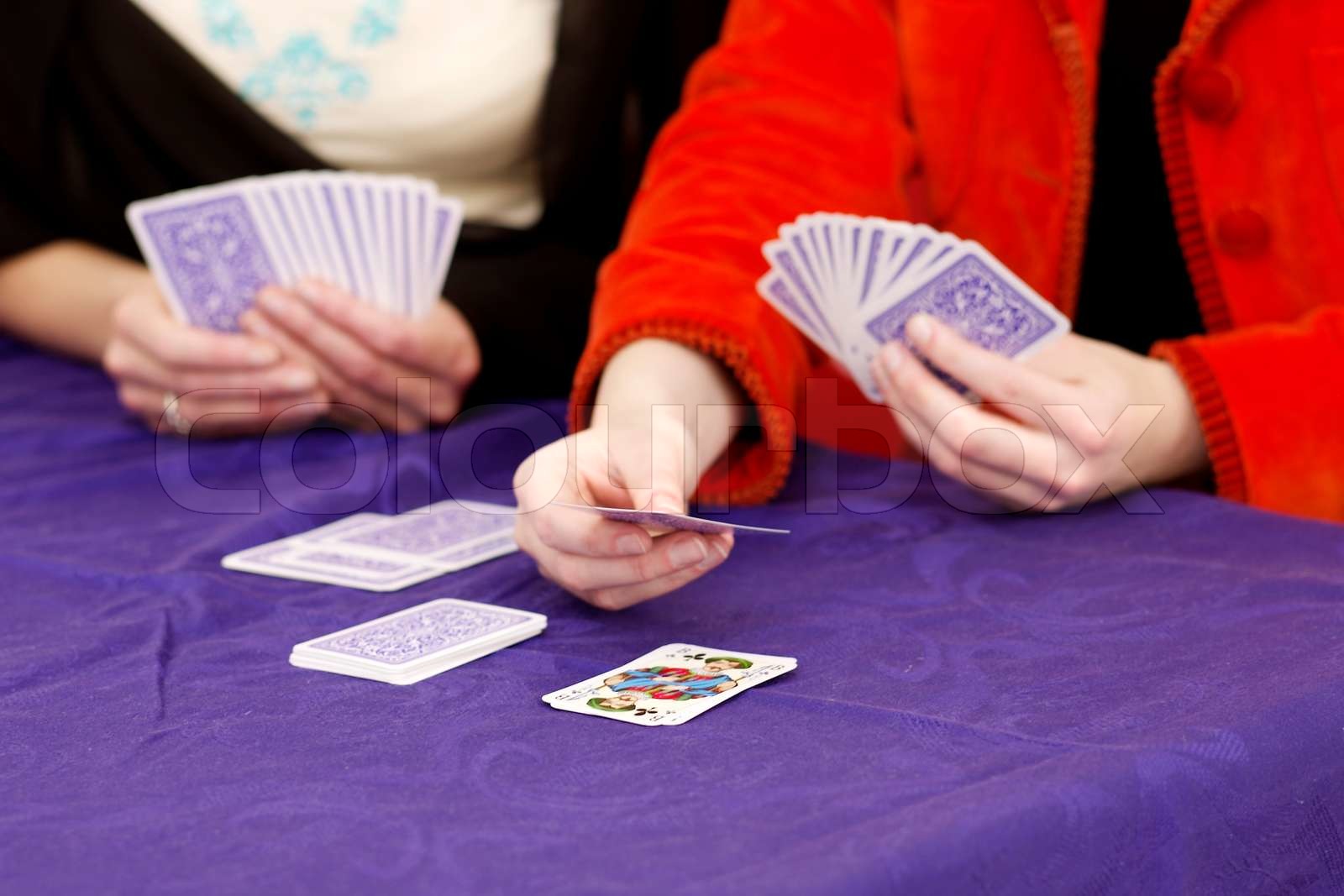 Mennesker som spiller kort sammen | Stock foto | Colourbox