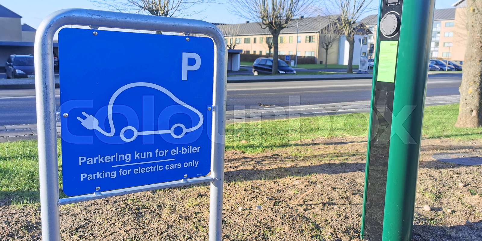 Information skilt på parkeringsplads om oplader station til elbiler ...