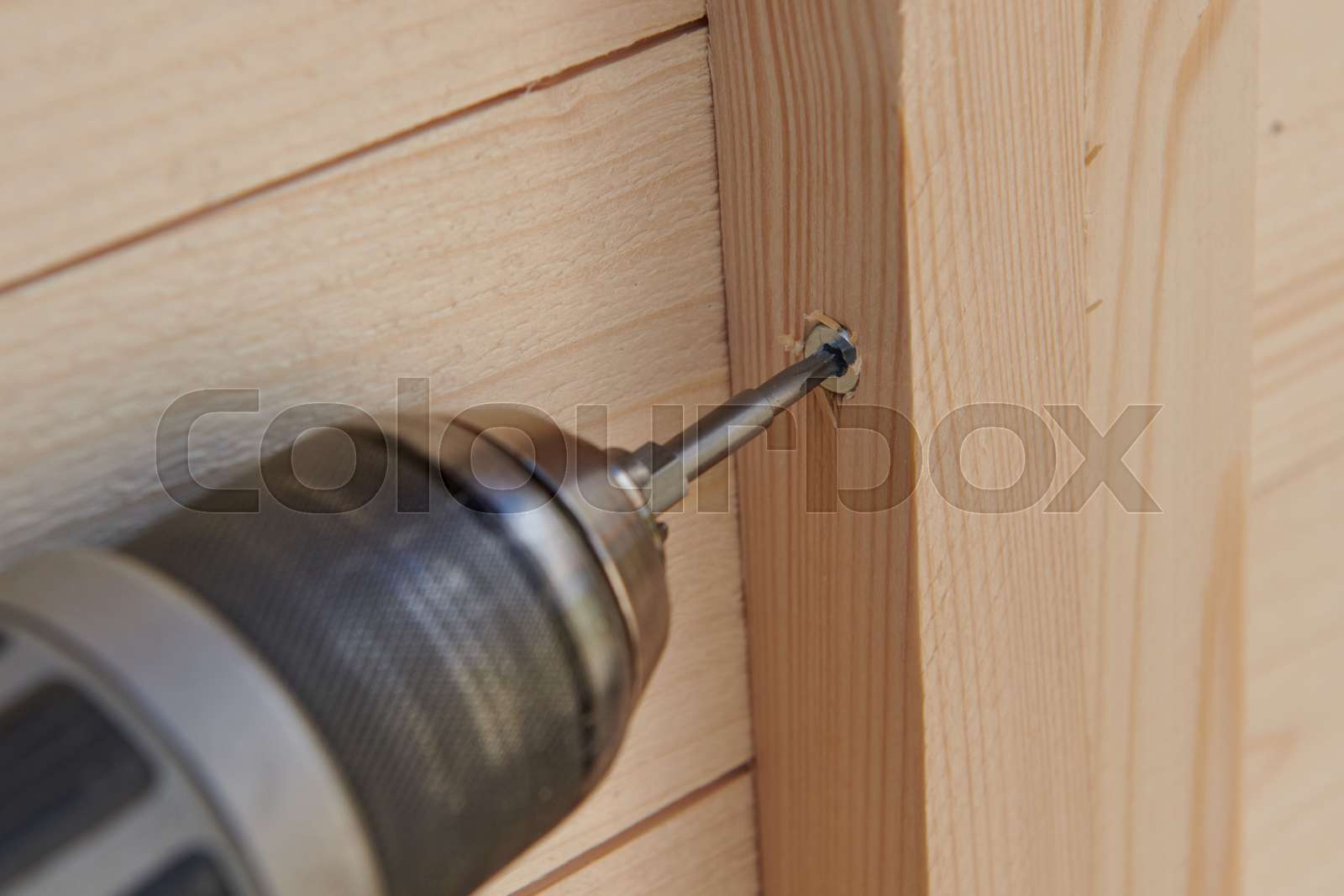 Skruemaskine skruer skrue i liste i væg, bygge, bolig, værktøj | Stock ...