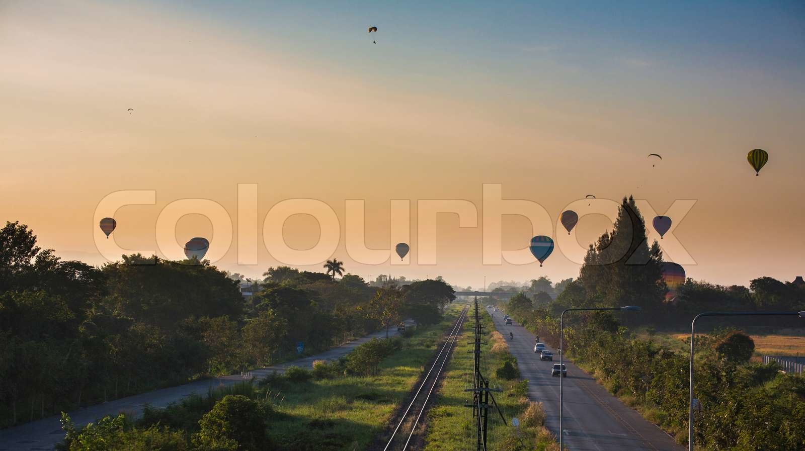 Varm luft ballon over tog jernbane , Chiang Mai, Thailand | Stock foto ...