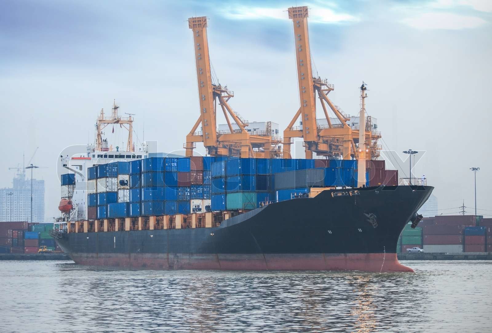 Container Fracht Frachter w | Stock Bild | Colourbox
