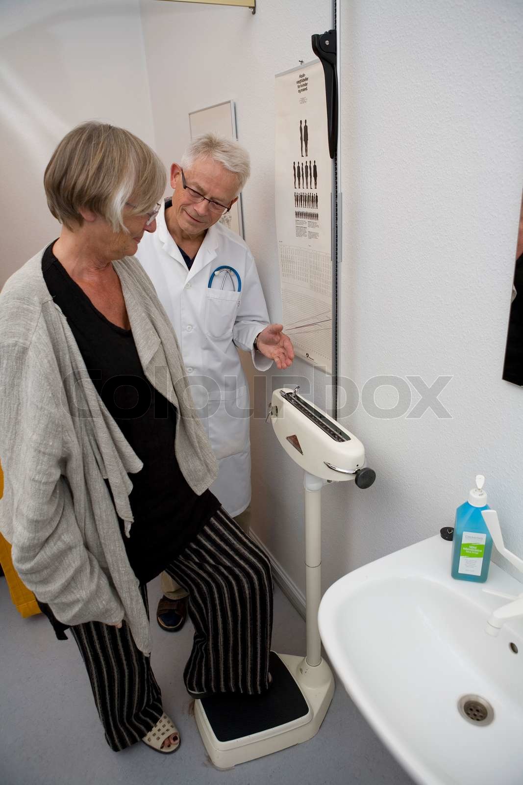 gewicht, arzt, wiegen | Stock Bild | Colourbox