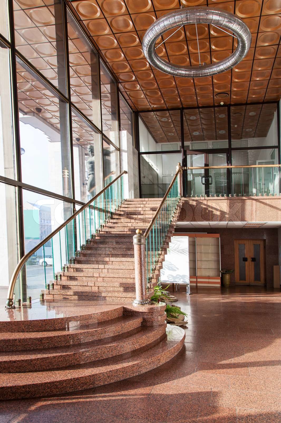 Interiør af moderne marmor trappe i en offentlig bygning | Stock foto ...