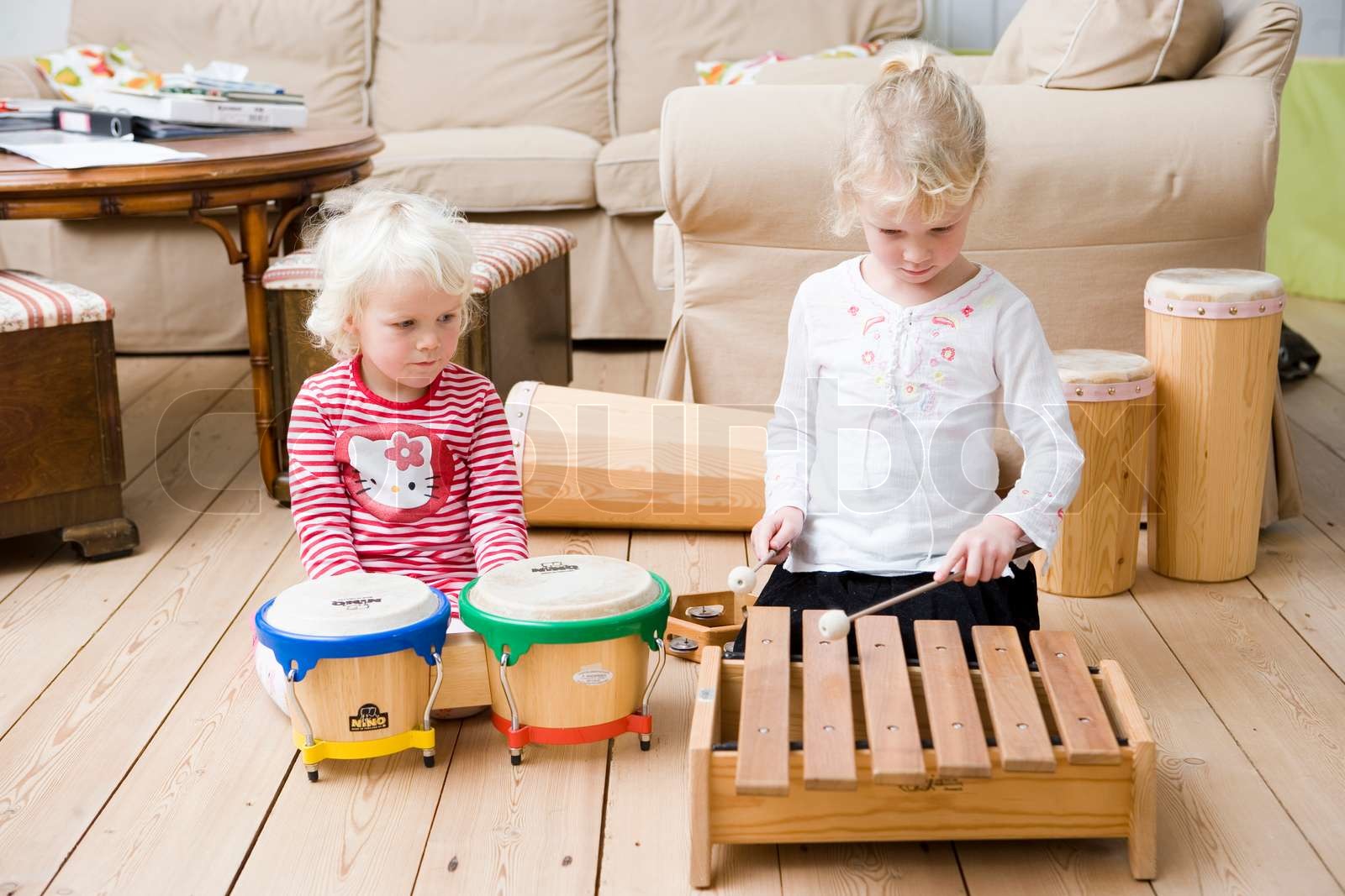 To børn der har det sjovt med musikinstrumenter | Stock foto | Colourbox