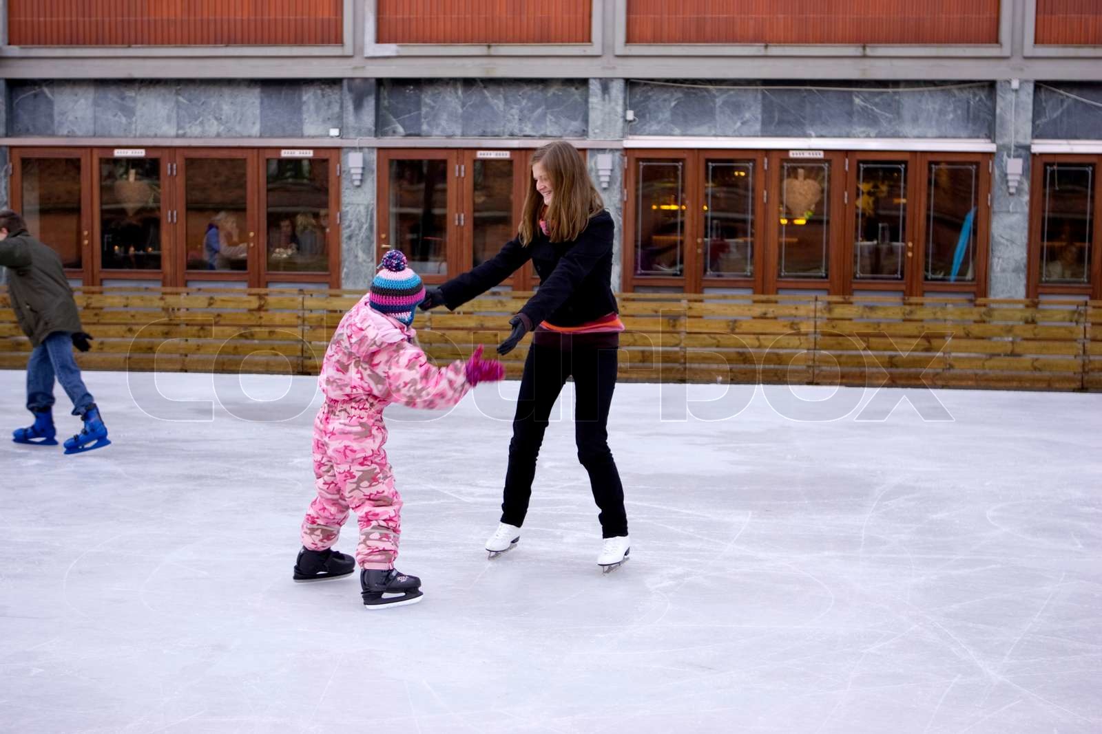 Teenager und Mädchen Eislaufen in Odense | Stock Bild | Colourbox