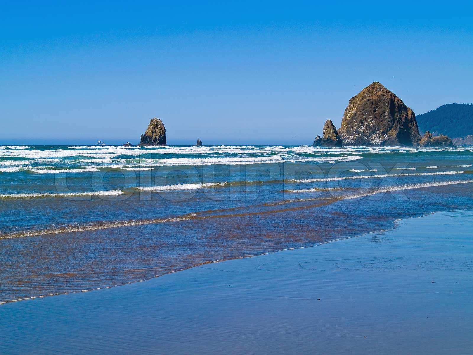 Rugged Rocky Beach an der Oregon Coast mit Haystack Rock | Stock Bild ...