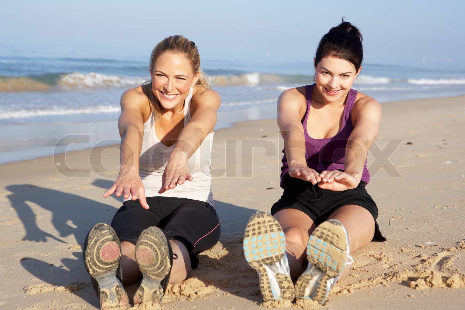To kvinder, som udøver på stranden | Stock foto | Colourbox
