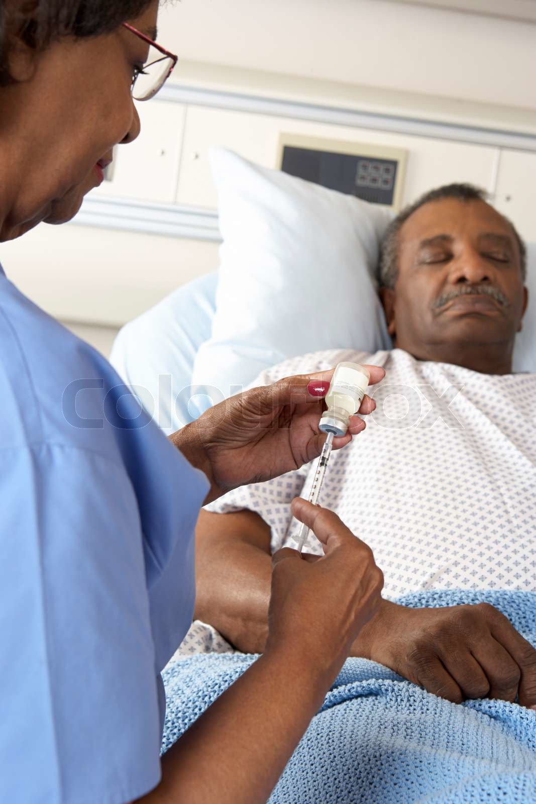 Nurse Vorbereiten Senior Male Patient Injection Give | Stock Bild ...