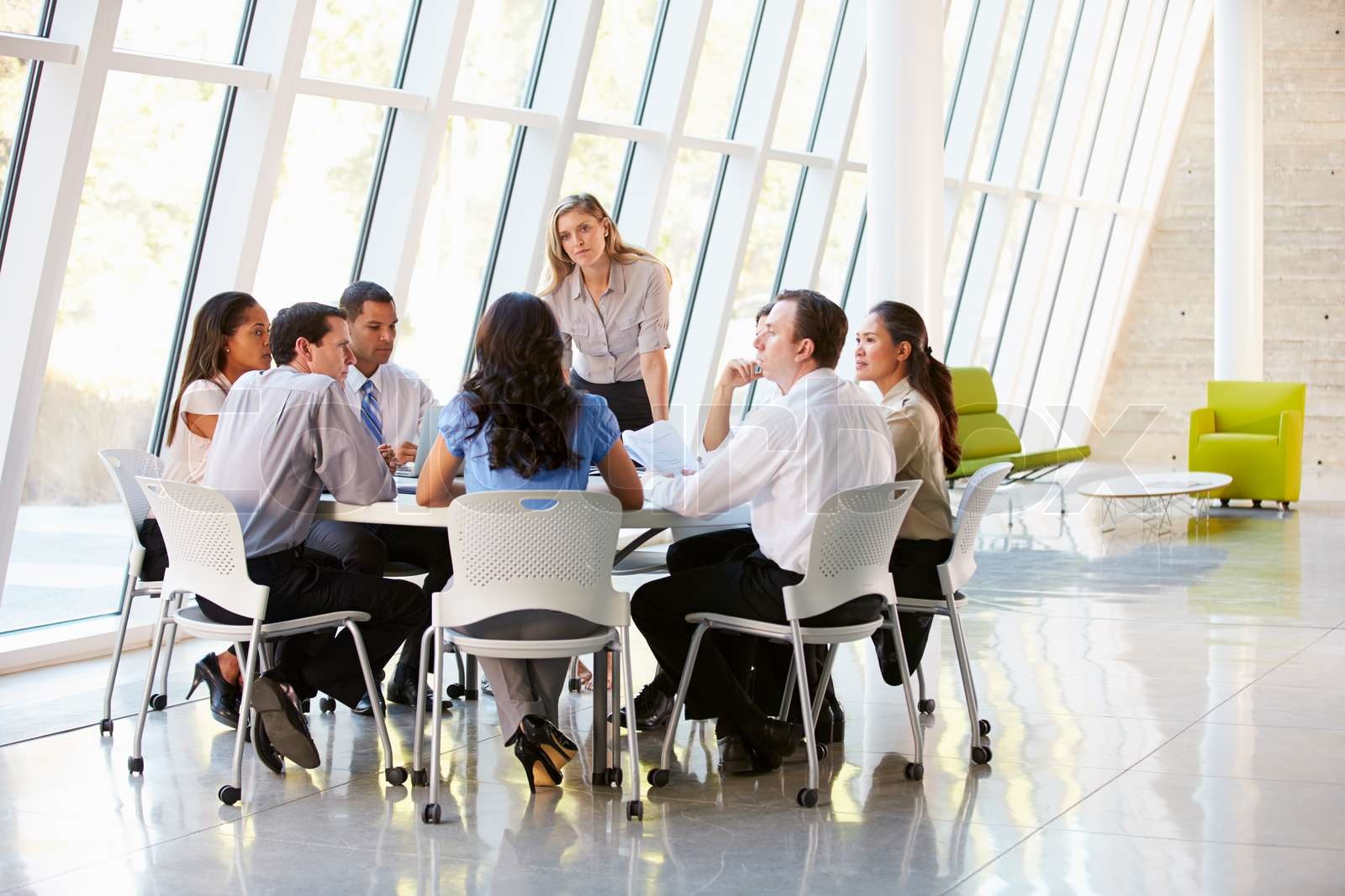 Business People Mit Board Meeting in modernen Büro | Stock Bild | Colourbox