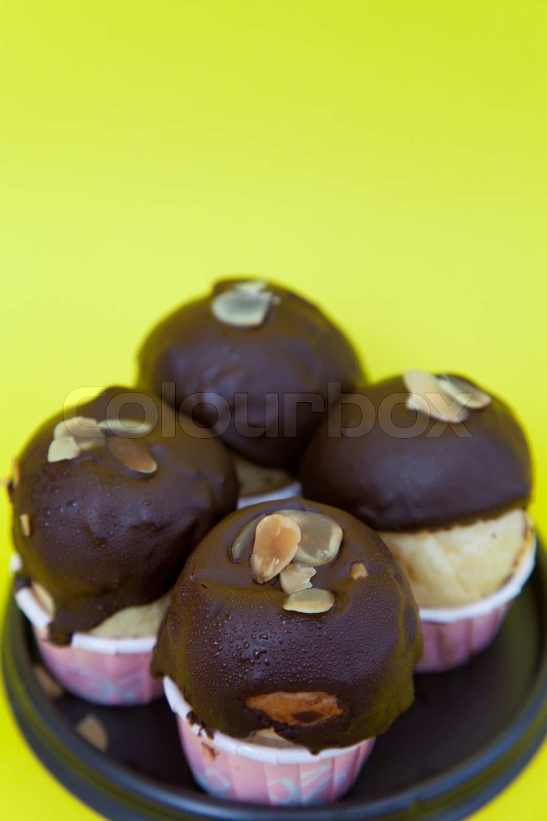 Cub kage chokolade på gul baggrund | Stock foto | Colourbox