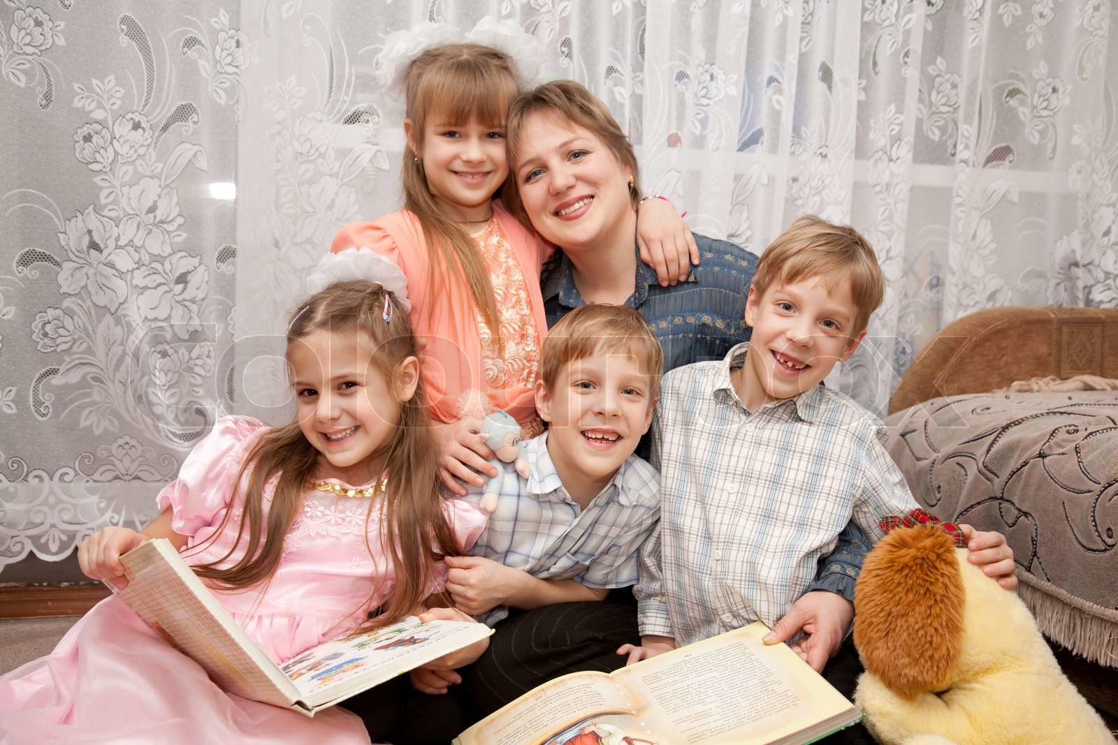 Glückliche Mutter und vier Kinder Lesebuch | Stock Bild | Colourbox