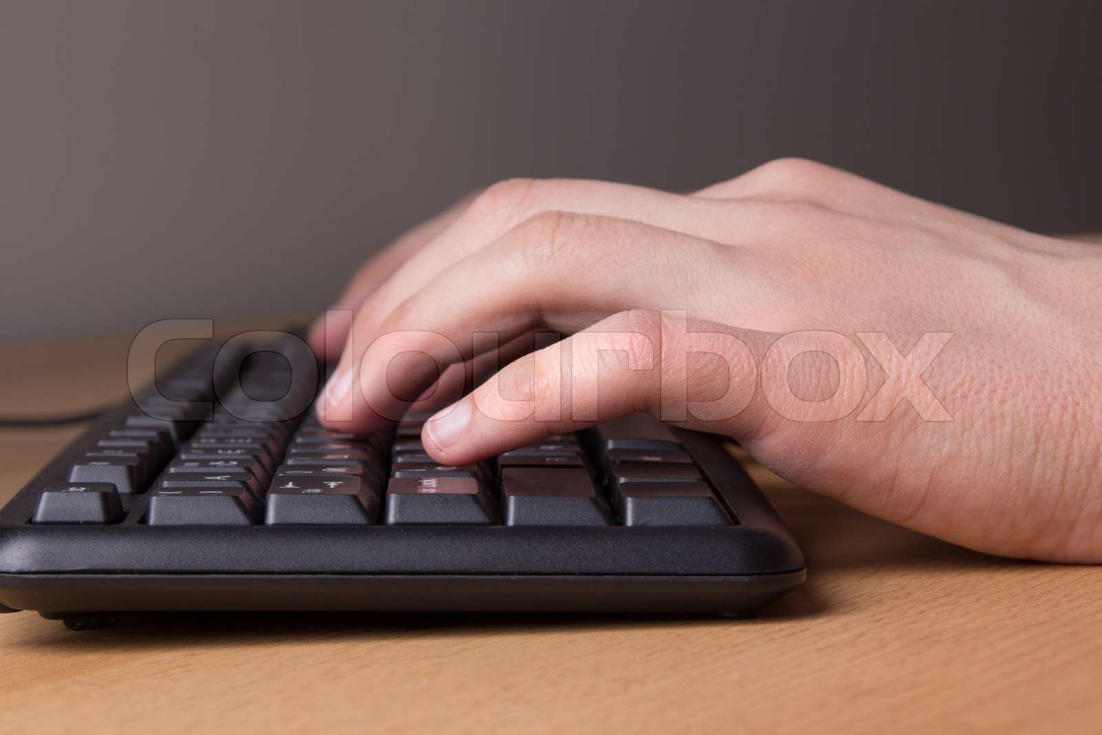 Eingabe männliche Hände auf der Tastatur | Stock Bild | Colourbox