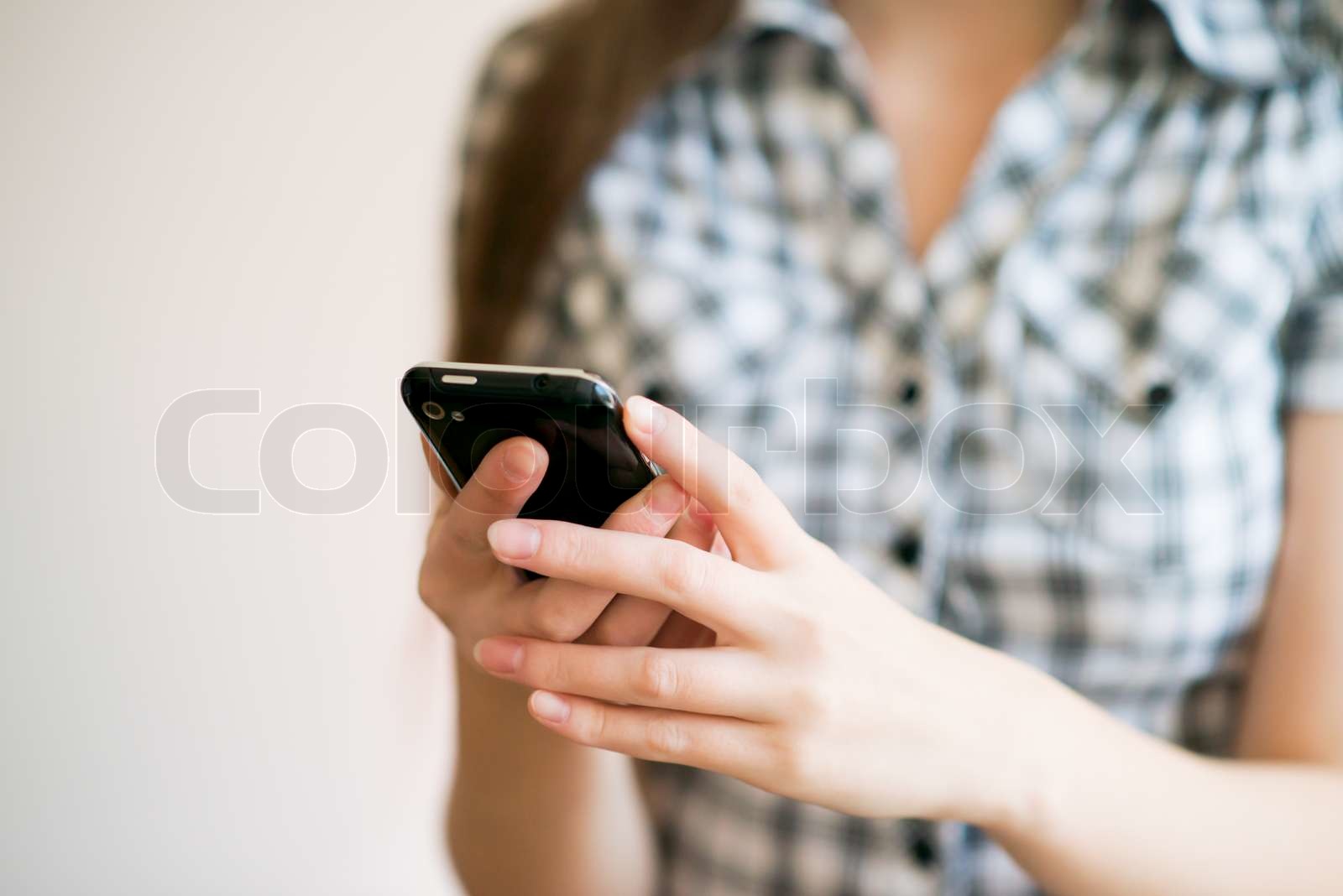 Eine Frau benutzt ein Handy | Stock Bild | Colourbox