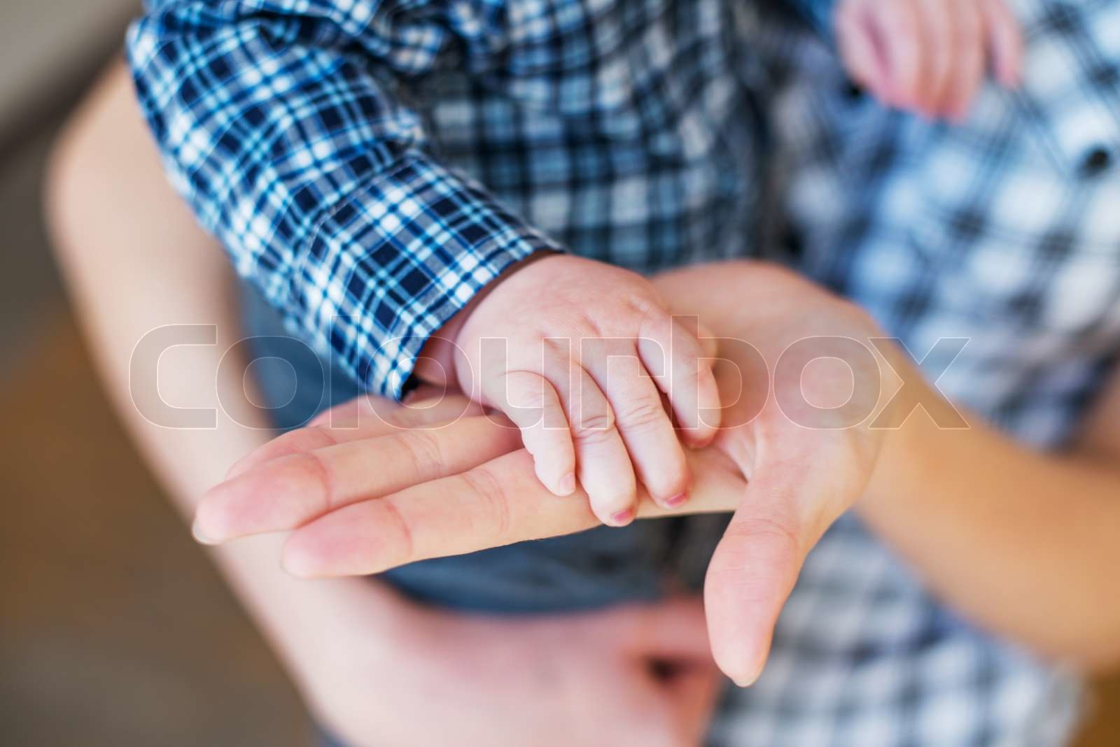 Kind an der Hand | Stock Bild | Colourbox