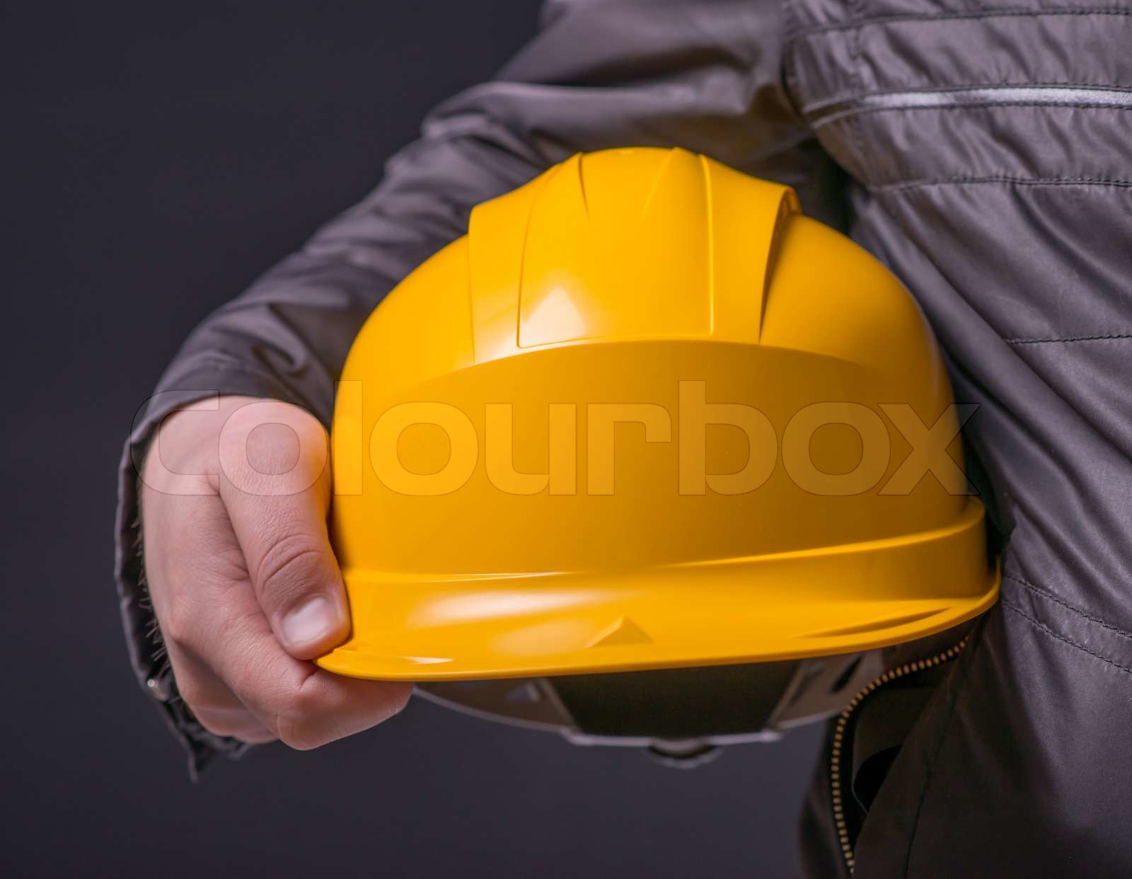 Mann mit Helm in der Hand auf einem schwarzen Hintergrund | Stock Bild ...