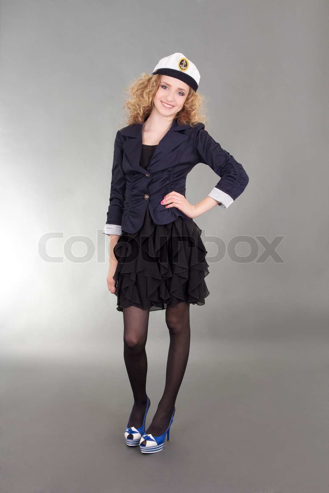 junge Matrose Frau über grauem Hintergrund | Stock Bild | Colourbox