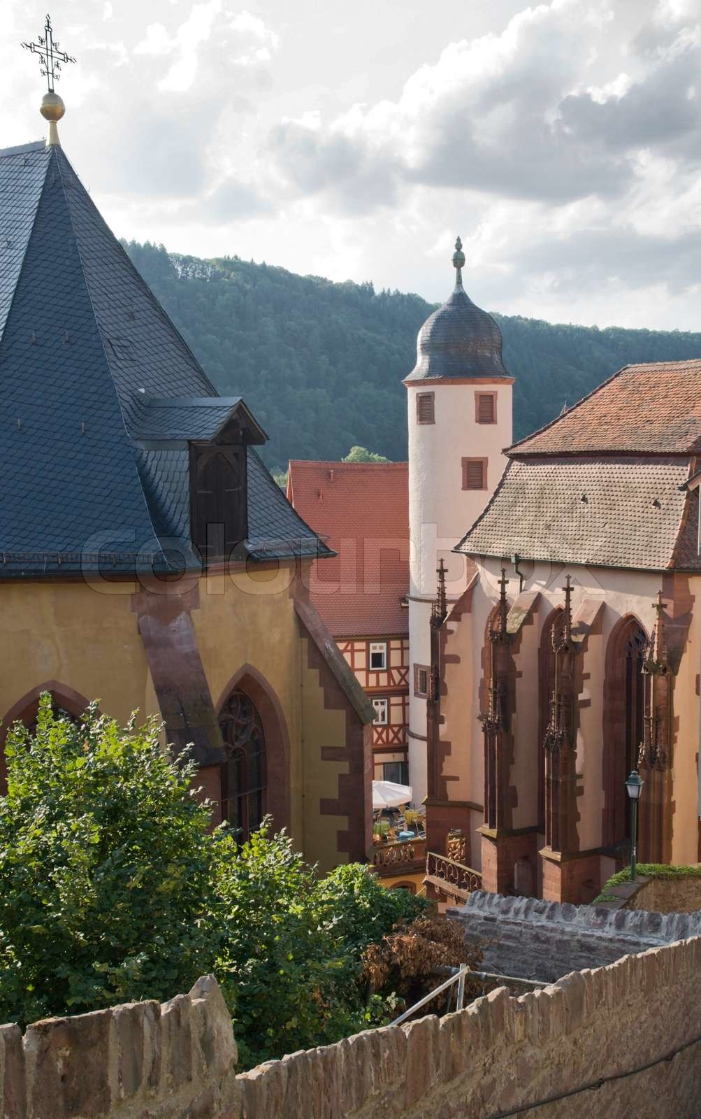 Detail des Kilianskapelle und Stiftskirche in der Altstadt von Wertheim ...
