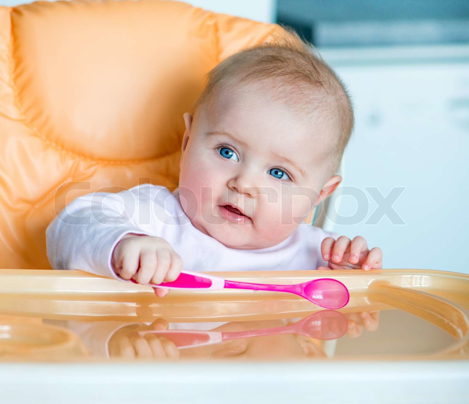 Baby- Mädchen wird zu essen | Stock Bild | Colourbox
