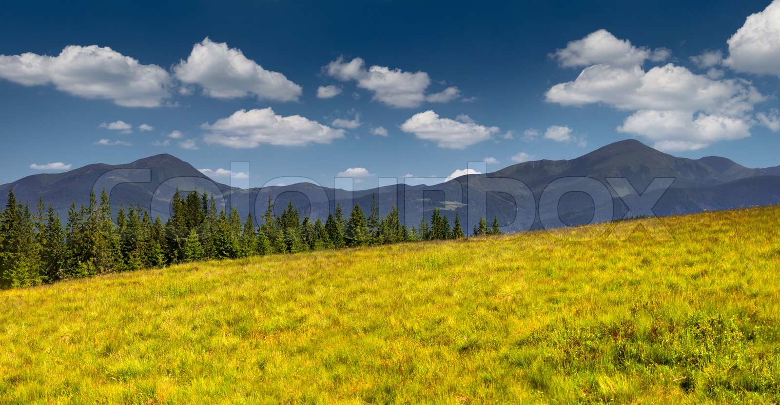Panorama zweier Berge Gipfel der Karpaten Ukraine | Stock Bild | Colourbox