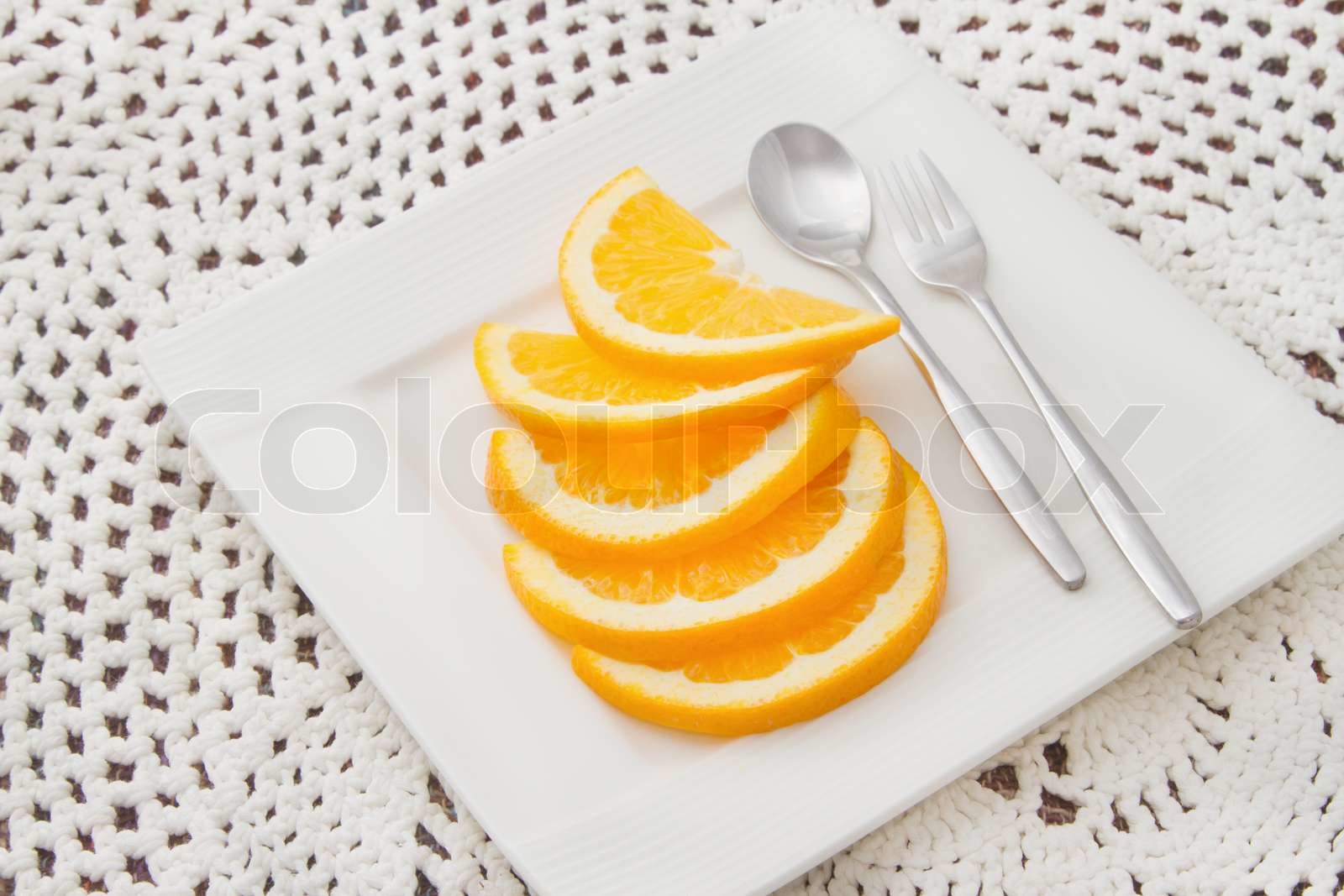 Orangen in Scheiben geschnitten auf whiteplate | Stock Bild | Colourbox